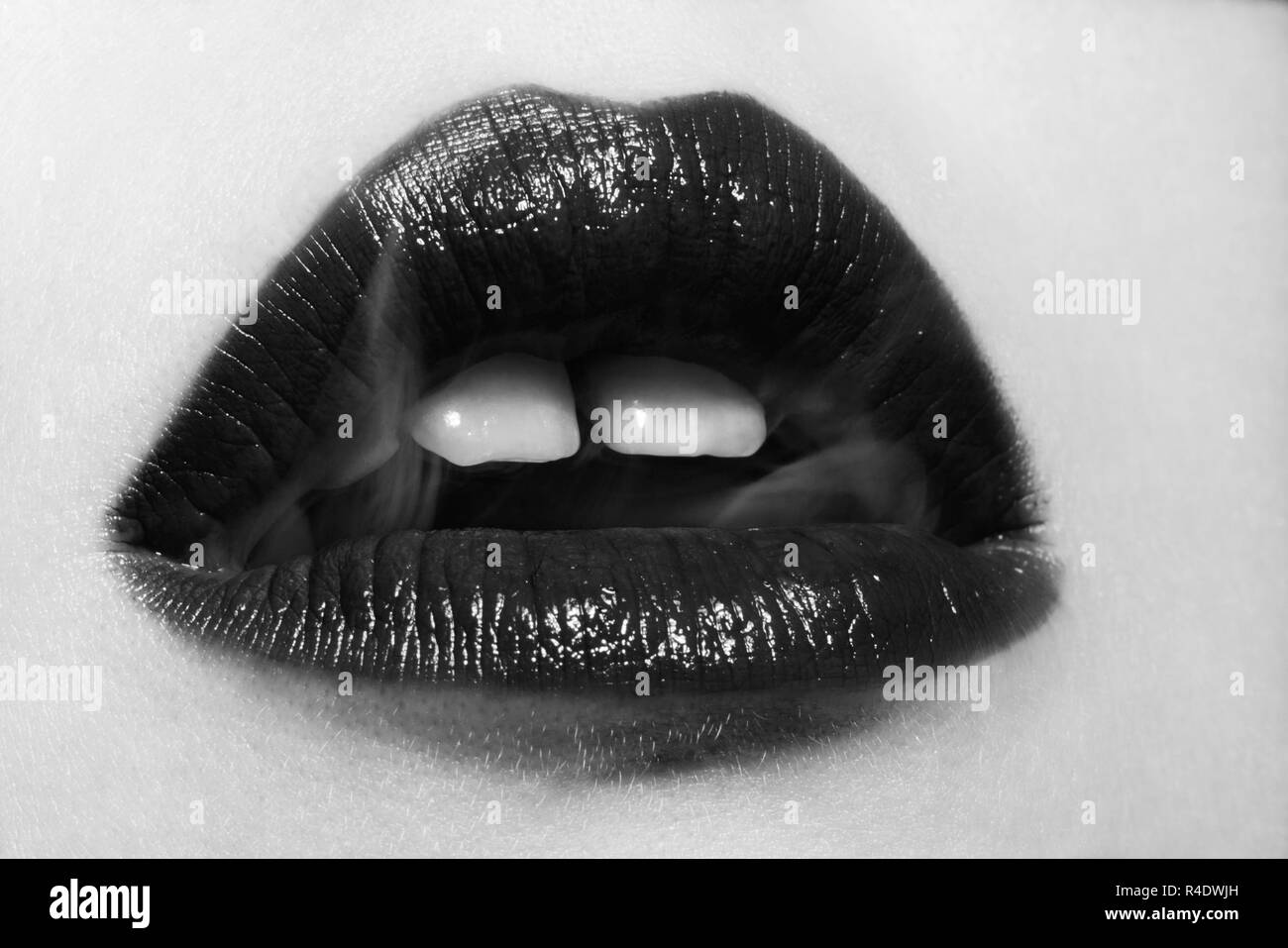 Große rote lippen Schwarzweiß-Stockfotos und -bilder - Alamy