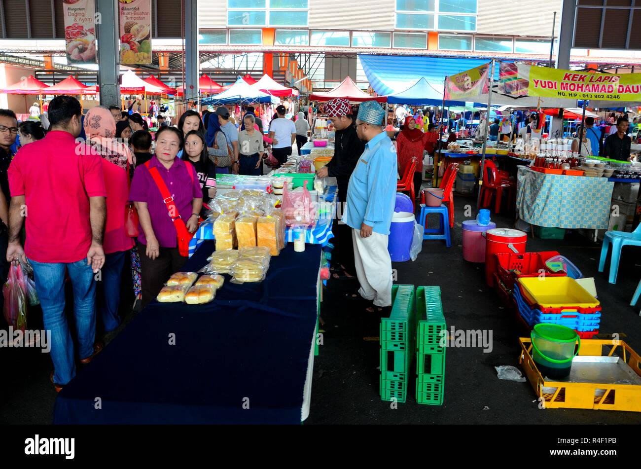 Tische Stände verkaufen frisches Street Food & Obst im Freien Abschnitt ...
