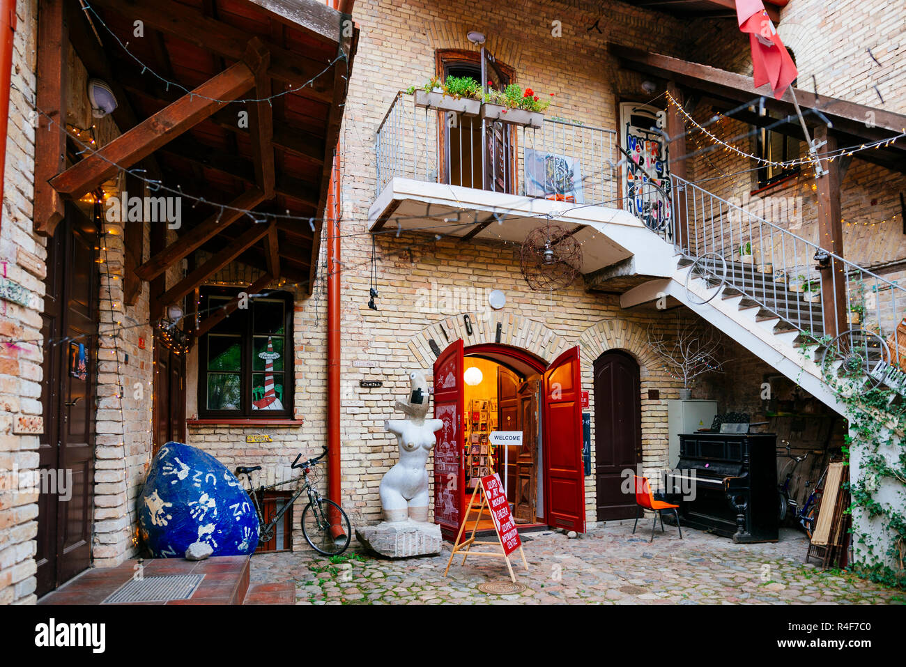 Uzipis art inkubator -Fotos und -Bildmaterial in hoher Auflösung – Alamy