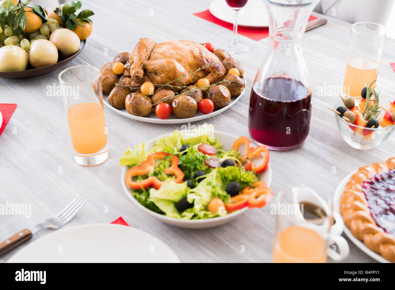Dinner table -Fotos und -Bildmaterial in hoher Auflösung – Alamy