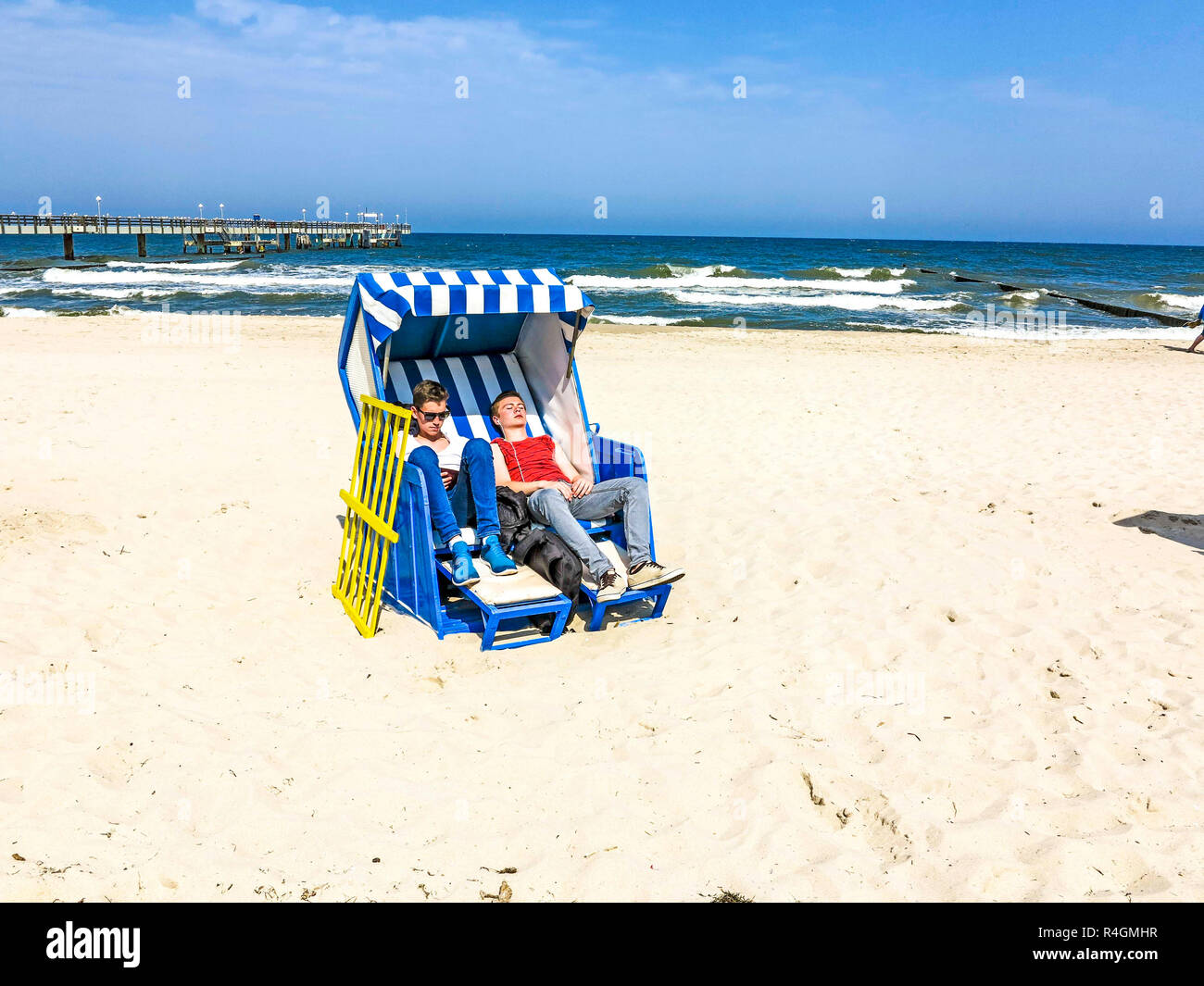 Menschen genießen Sie ein Sonnenbad im Strandkorb Stockfotografie - Alamy