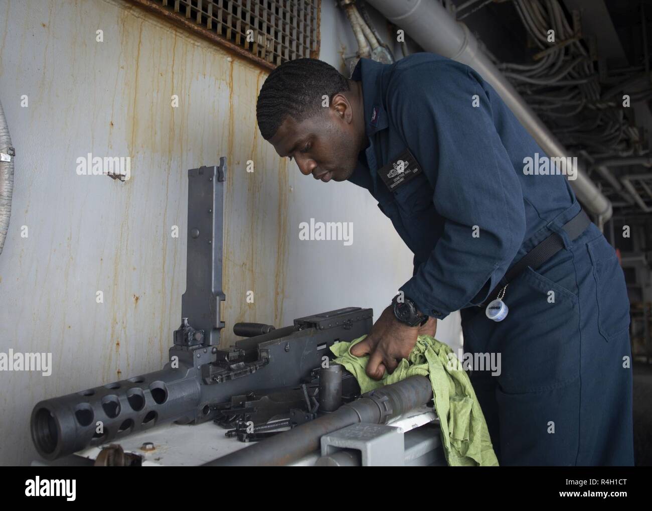 Atlantik (27. September 2018) die Gunner Mate 2. Klasse Demetrie Halle ...