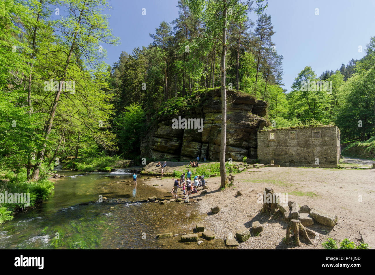 Bachlauf mit ruine -Fotos und -Bildmaterial in hoher Auflösung – Alamy