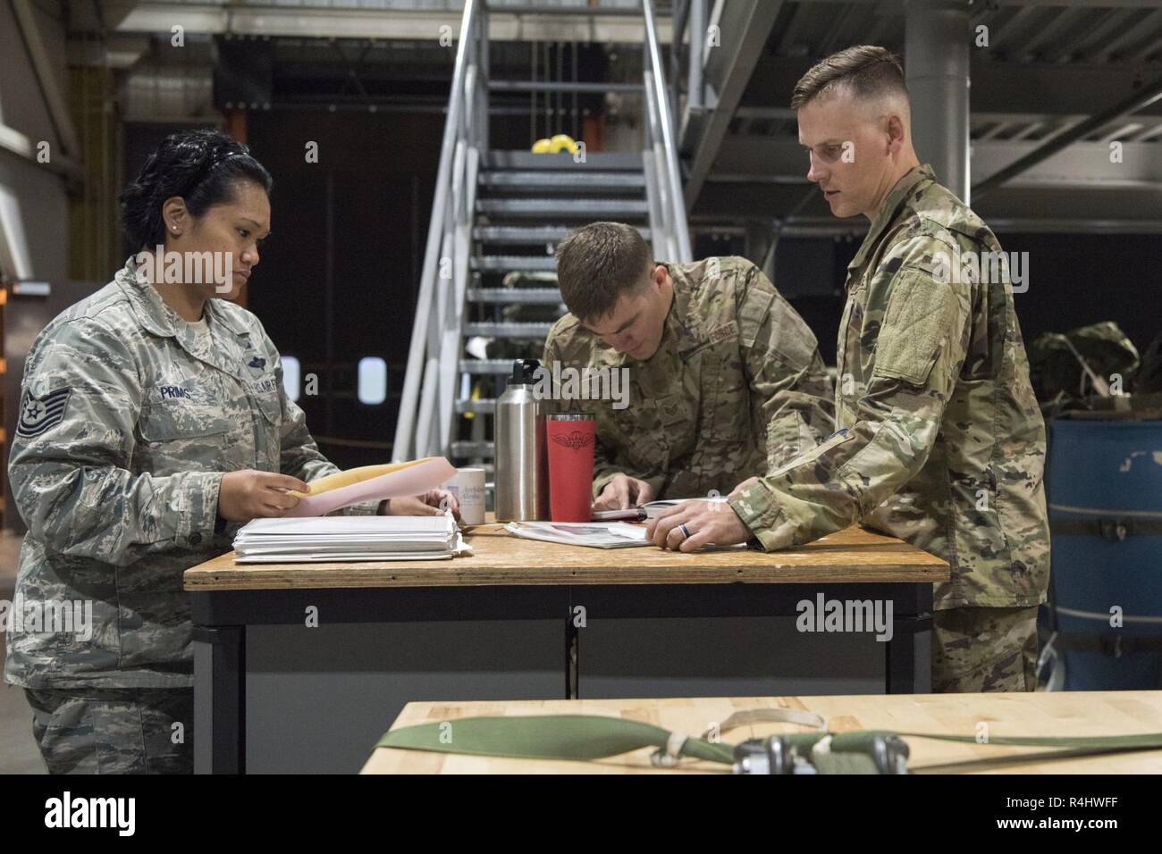 Us Air Force Tech. Sgt. Danielle Primas, der 773 d Logistik ...