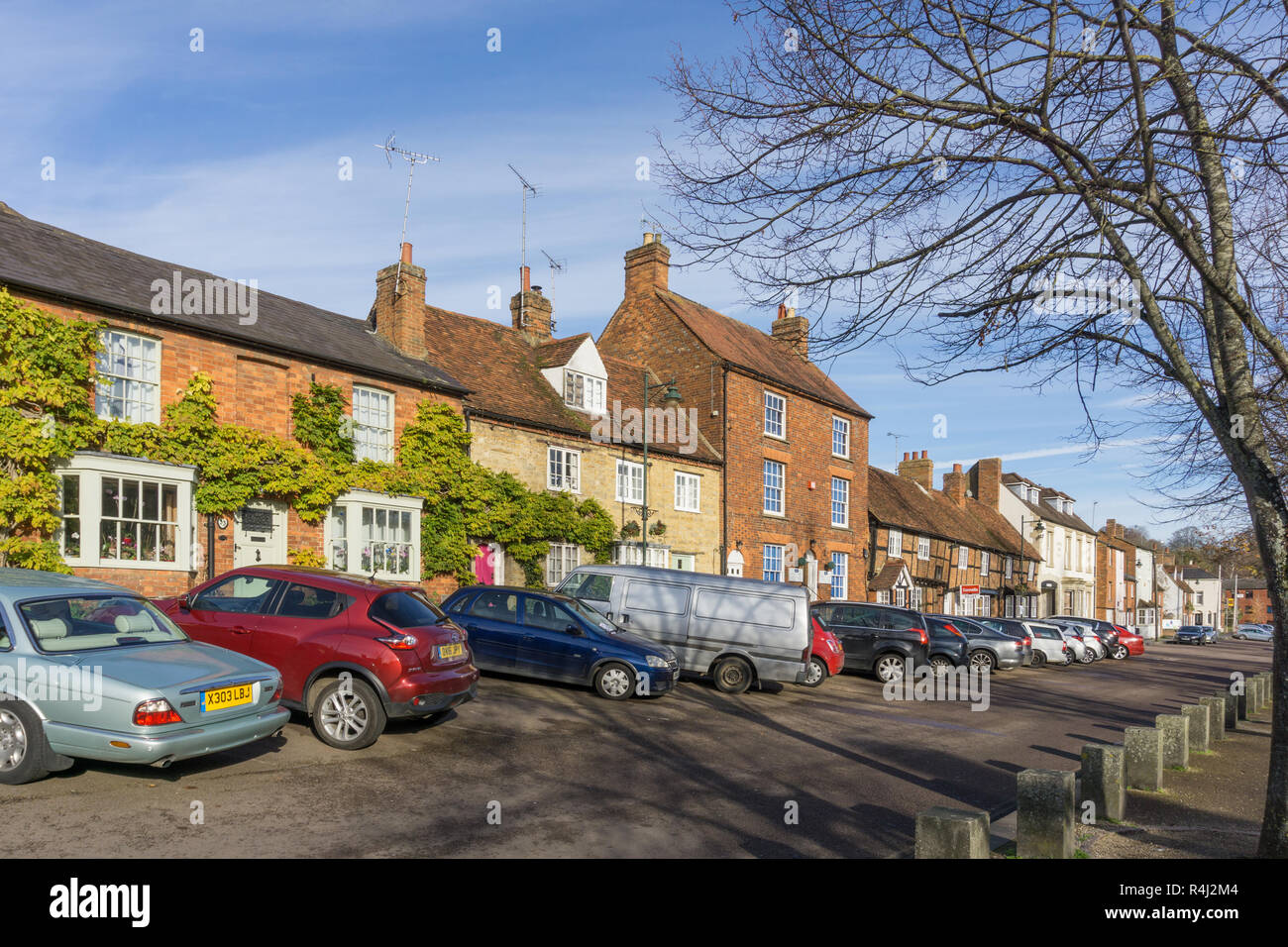 Zeitraum Eigenschaften und geparkte Autos direkt an der High Street in ...