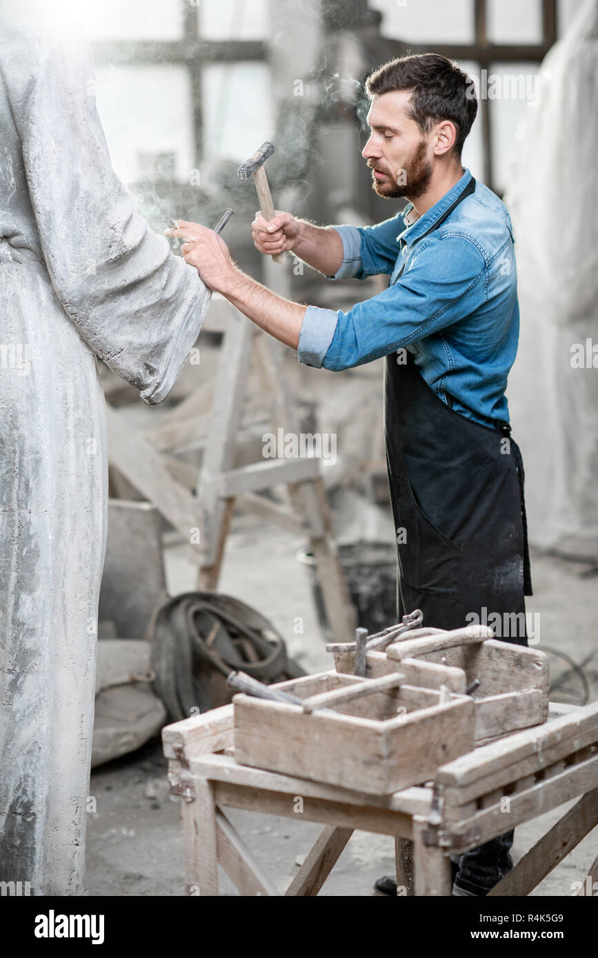 Sculptor hammer chisel -Fotos und -Bildmaterial in hoher Auflösung ...