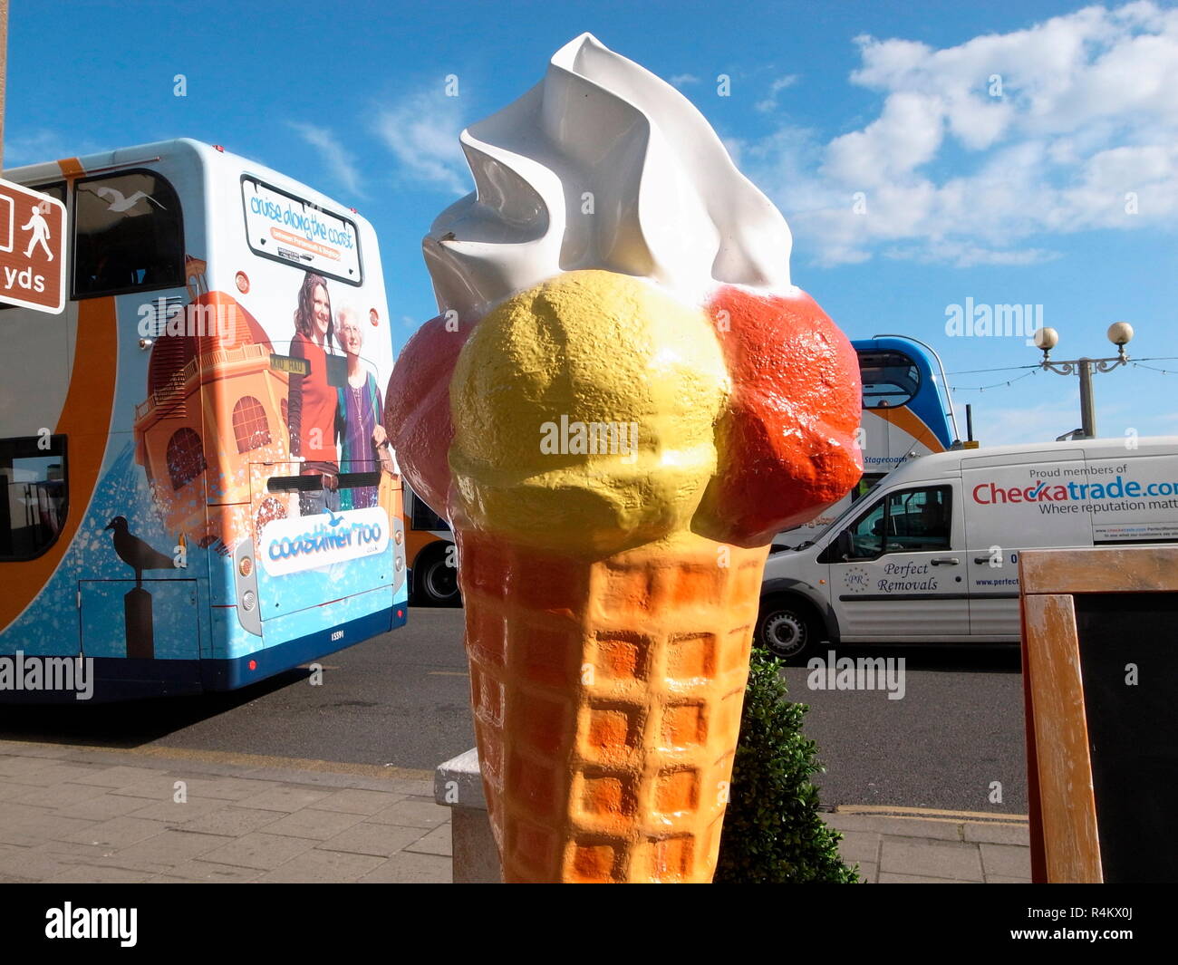 Plastic ice cream cornet -Fotos und -Bildmaterial in hoher Auflösung ...