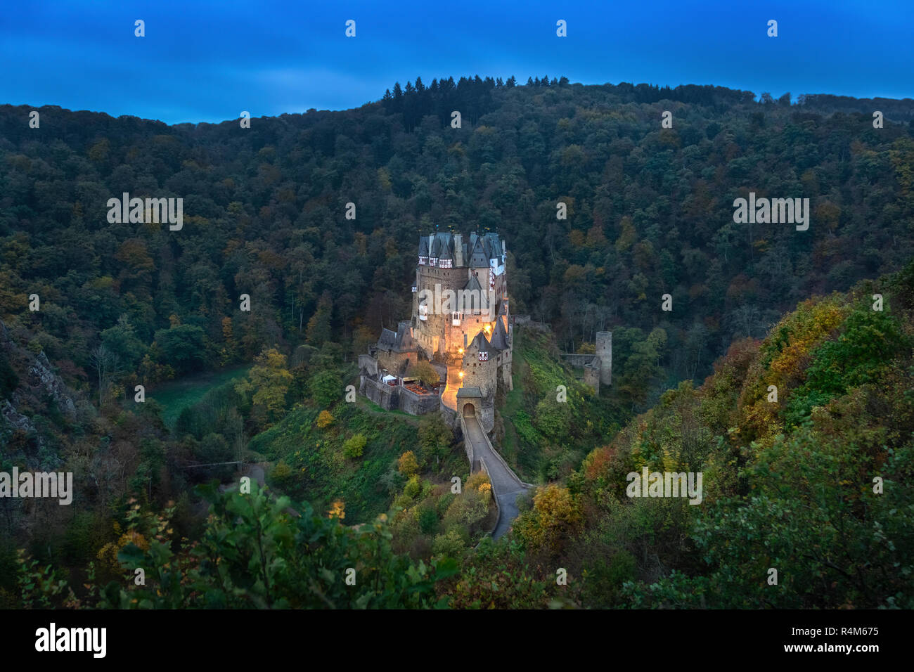 Burg eltz nacht -Fotos und -Bildmaterial in hoher Auflösung – Alamy