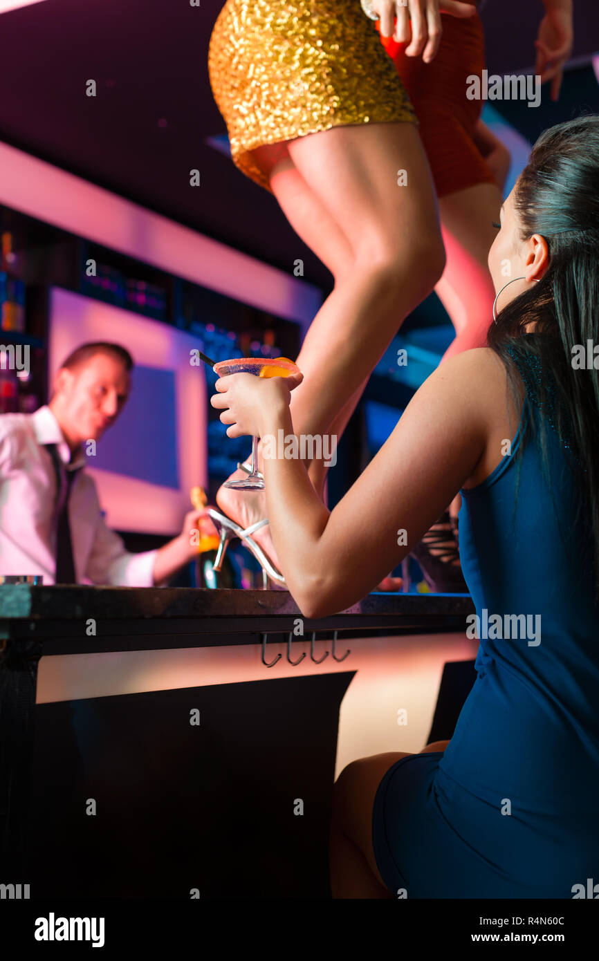 Frauen In Bar Oder Club Tanzen Auf Dem Tisch Stockfotografie Alamy