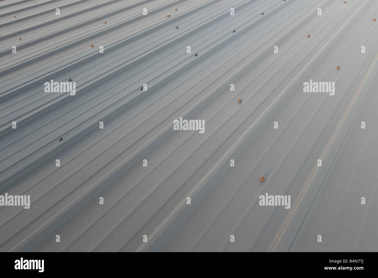 Dach aus zinkblech -Fotos und -Bildmaterial in hoher Auflösung – Alamy