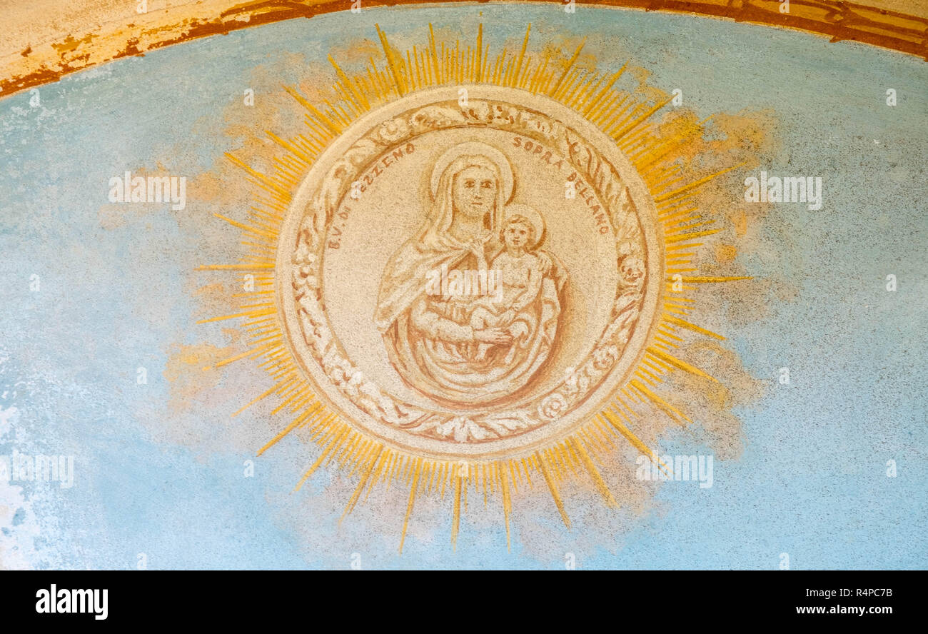Heilige Maria mit ihrem Sohn Jesus im Arm. Fresko mit Kreis im Strahl der Sonne Stockfotografie ...