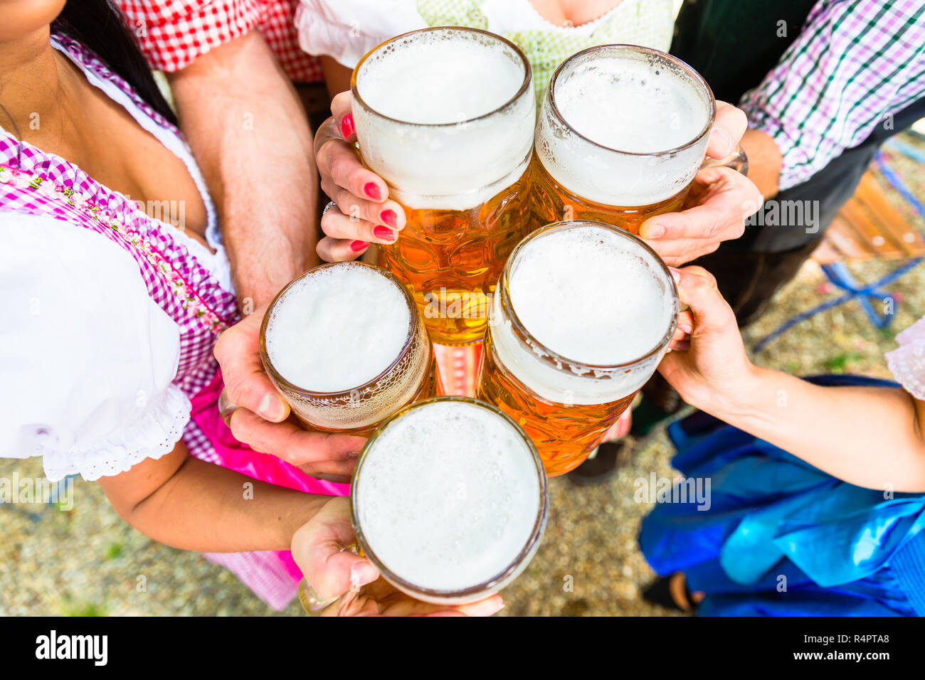 Anstoßen mit einem Bier in der Bayerischen Biergarten Stockfotografie ...