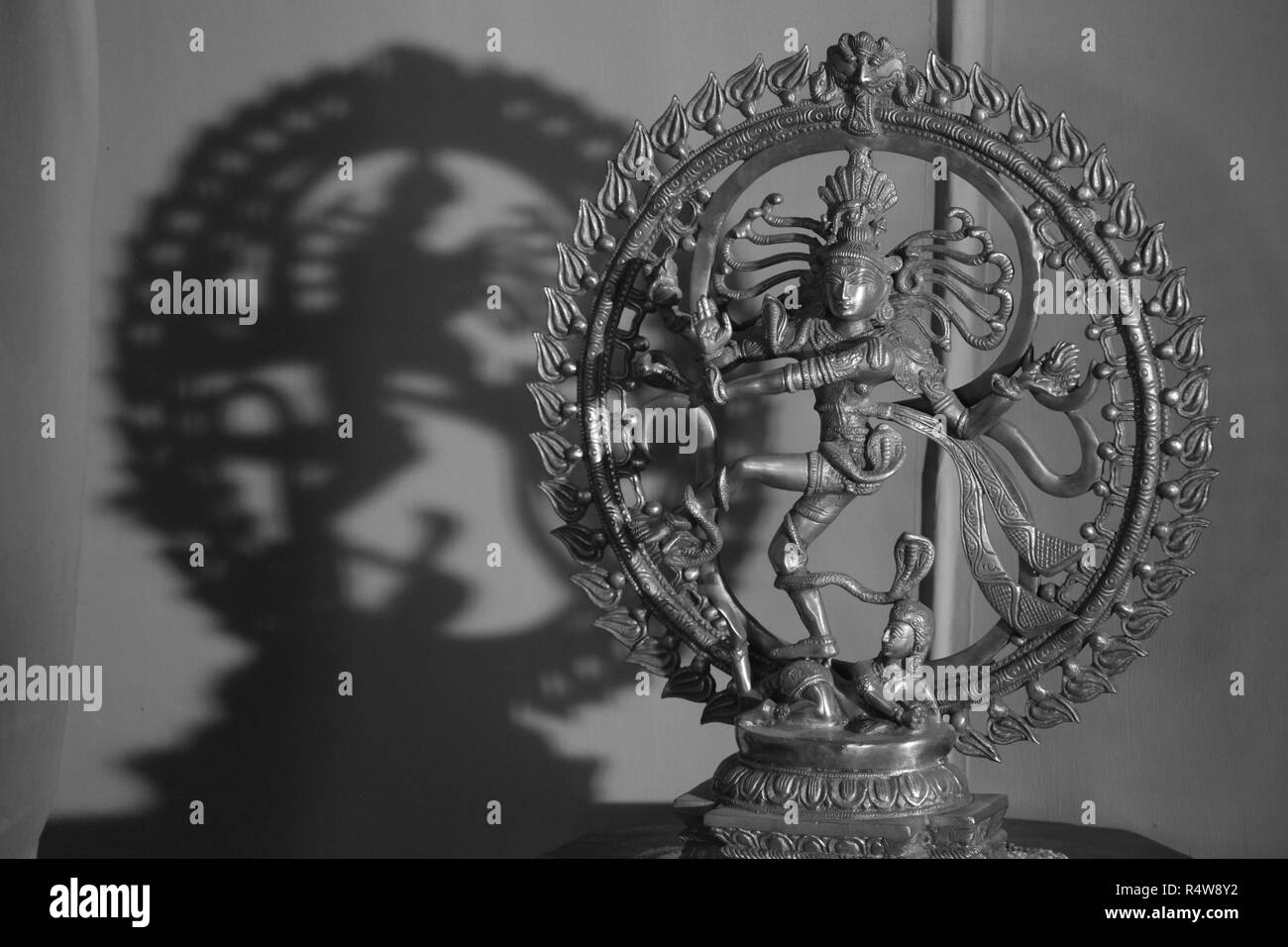 Tanzende shiva skulptur Schwarzweiß-Stockfotos und -bilder - Alamy