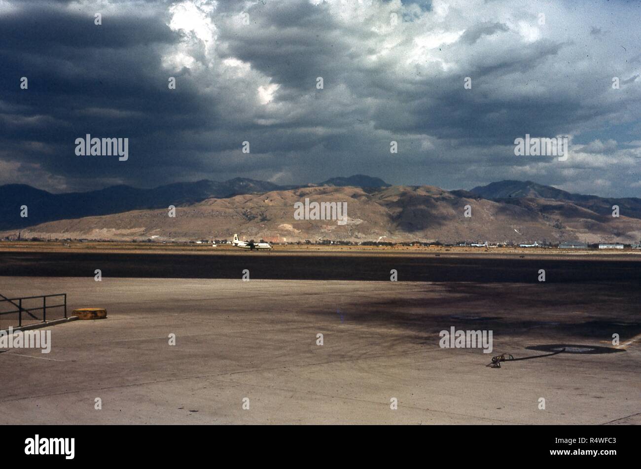 Blick nach Osten von Flugzeugen auf der Start- und Landebahnen in Salt ...