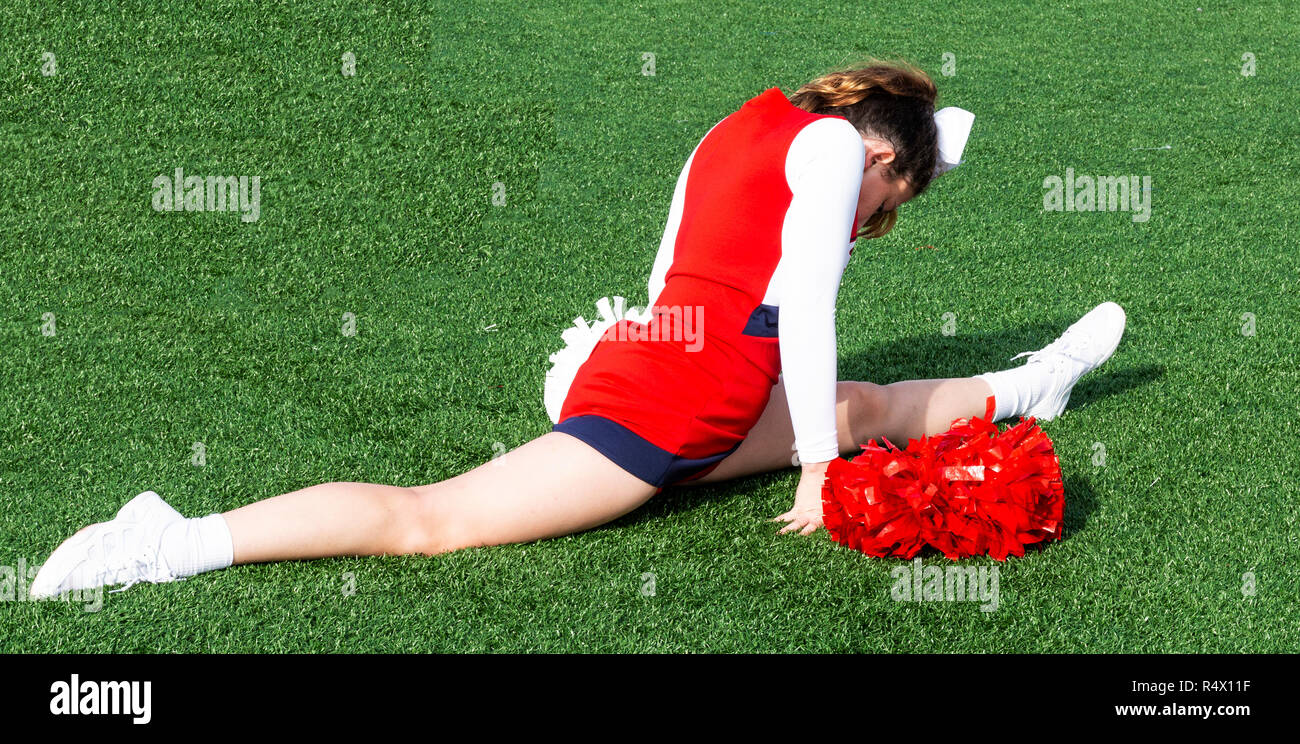 Eine High School Cheerleader befindet sich in einem Split auf einem ...