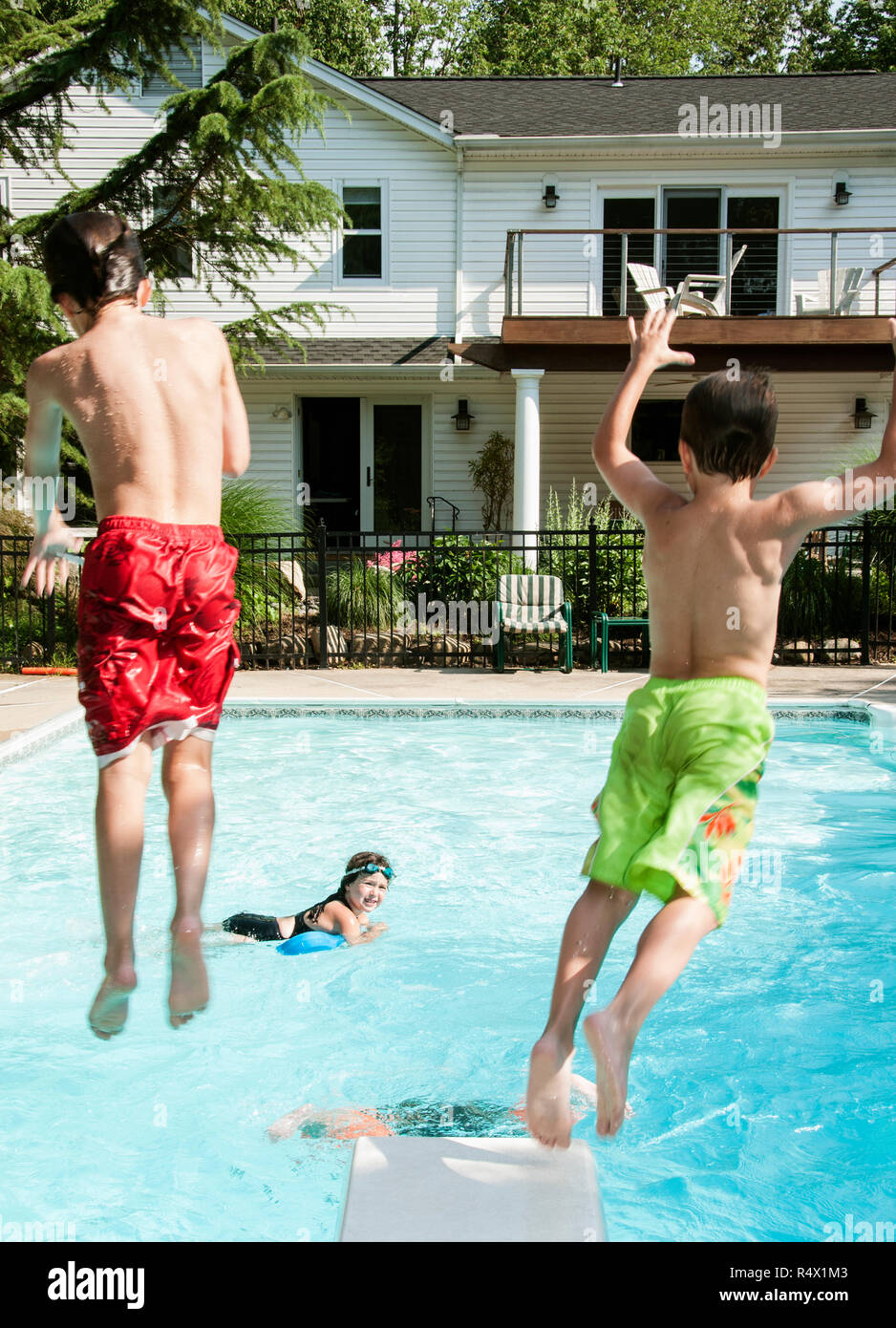 Kinder spielen schwimmen nass -Fotos und -Bildmaterial in hoher ...