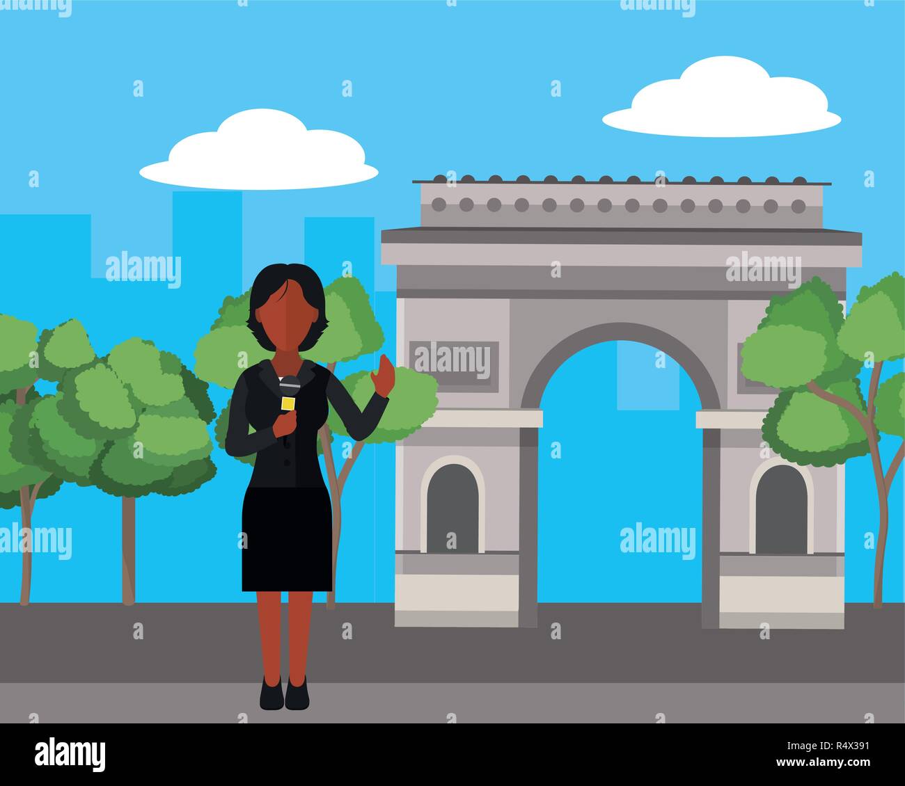 News Journalistin Frau präsentiert vom Triumphbogen touristische Ort ...