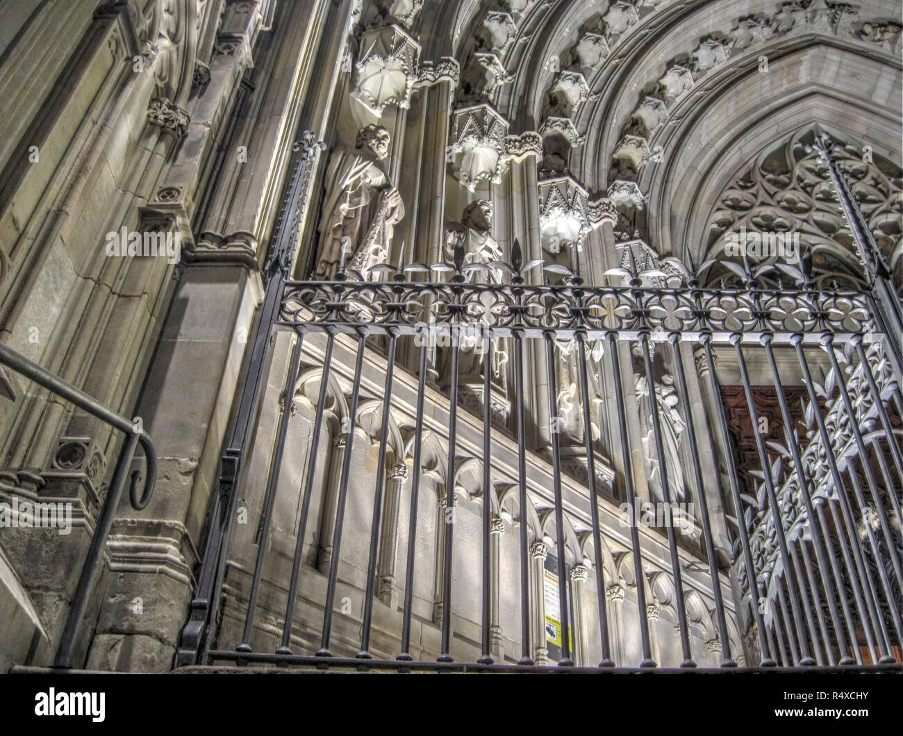 Ein Detail der neo-gotische Skulpturen, durch Geländer geschützt, auf ...