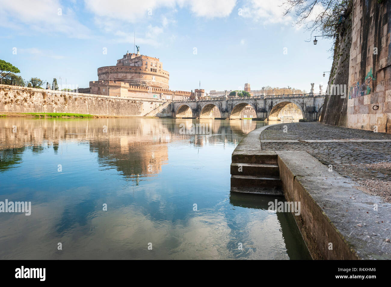 Der fluss tiber castel sant -Fotos und -Bildmaterial in hoher Auflösung ...