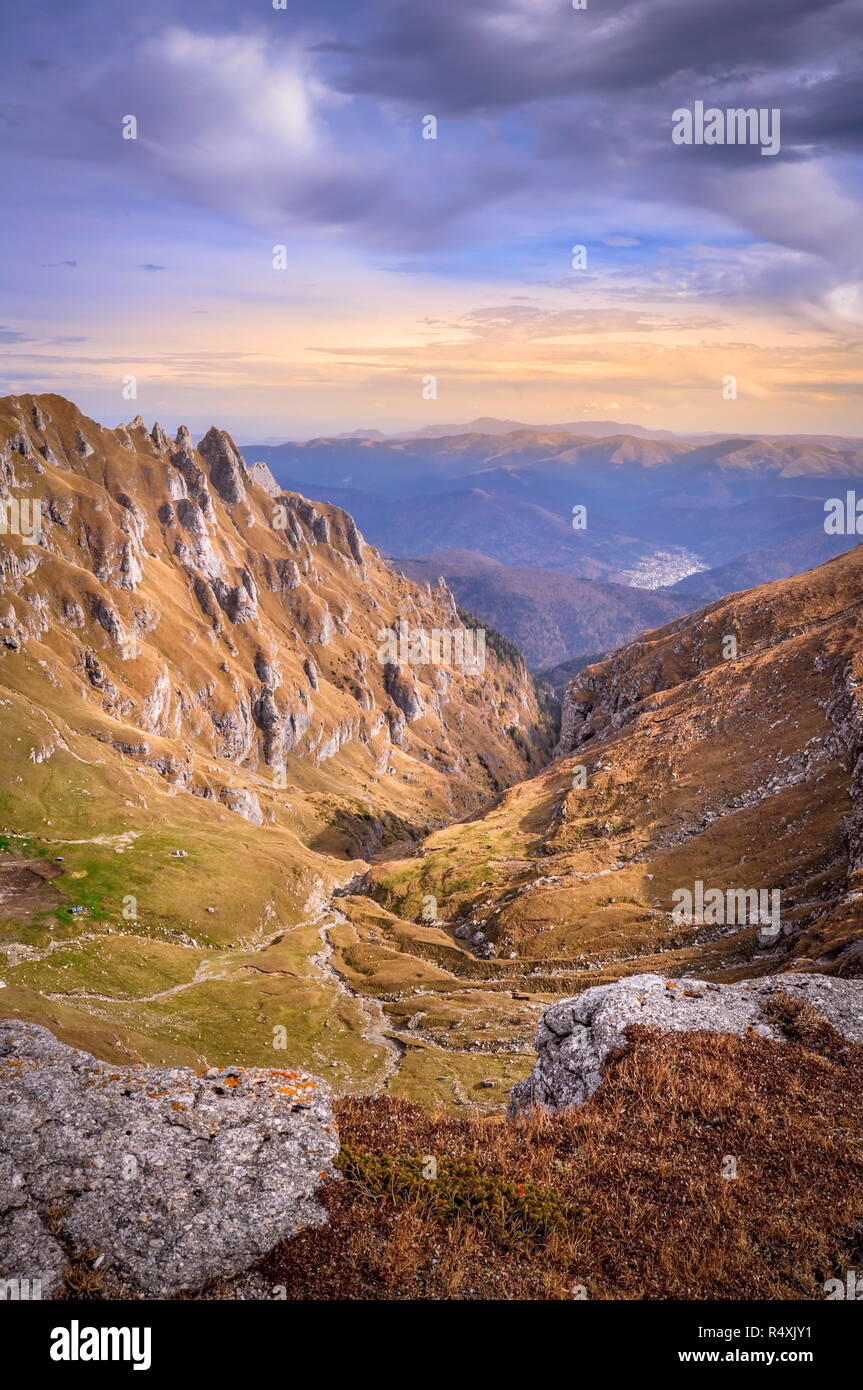 Bucegi Gebirge, Cerbului Tal, Rumänien Valea Cerbului Stockfotografie ...