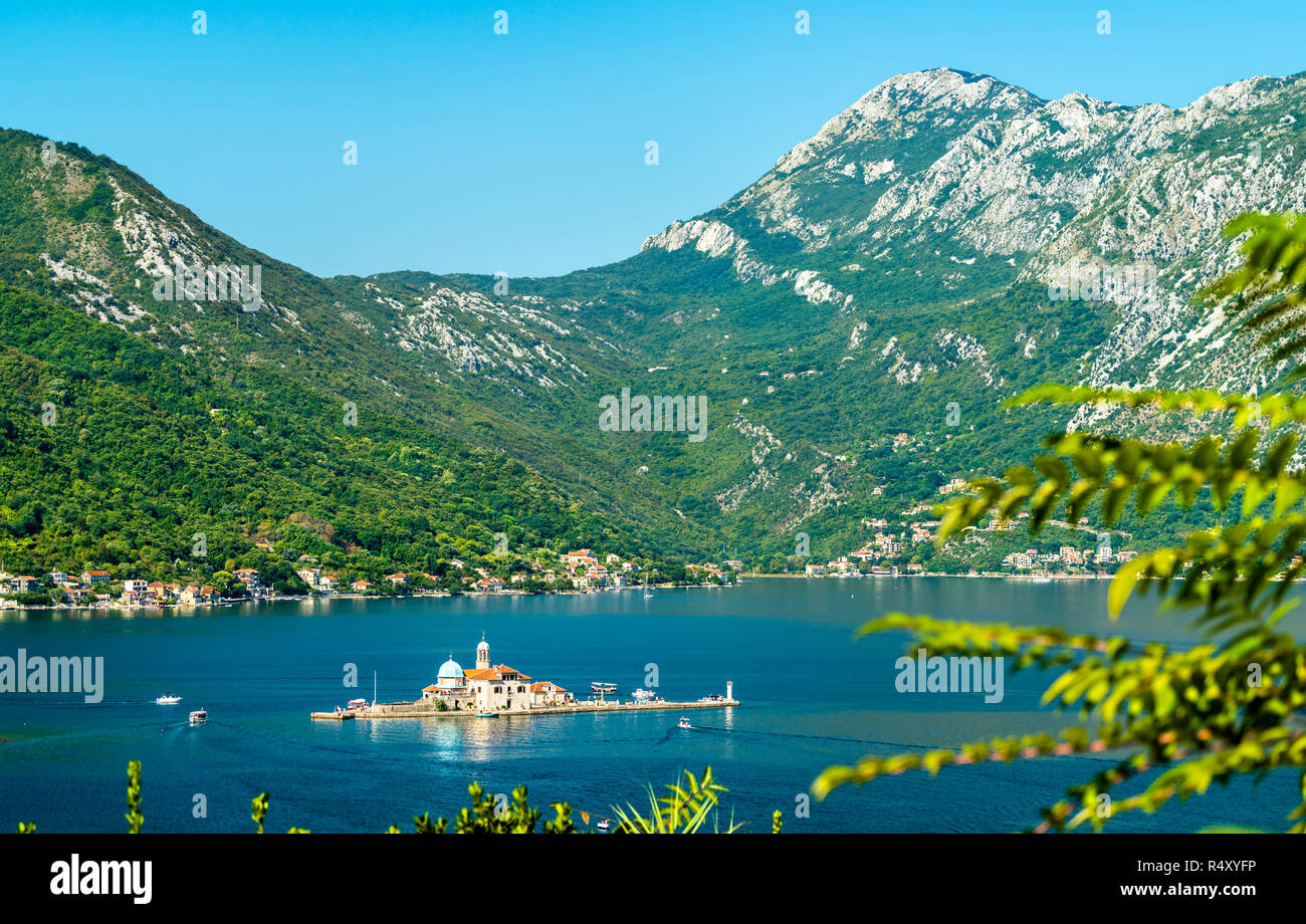 Unsere Liebe Frau von den Felsen der Insel in der Bucht von Kotor ...