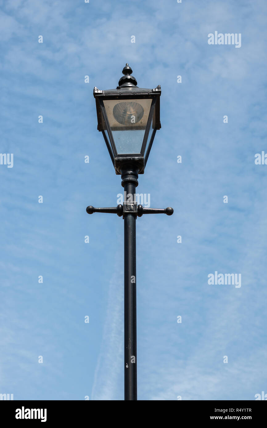 Einen lampenmast aufstellen -Fotos und -Bildmaterial in hoher Auflösung ...