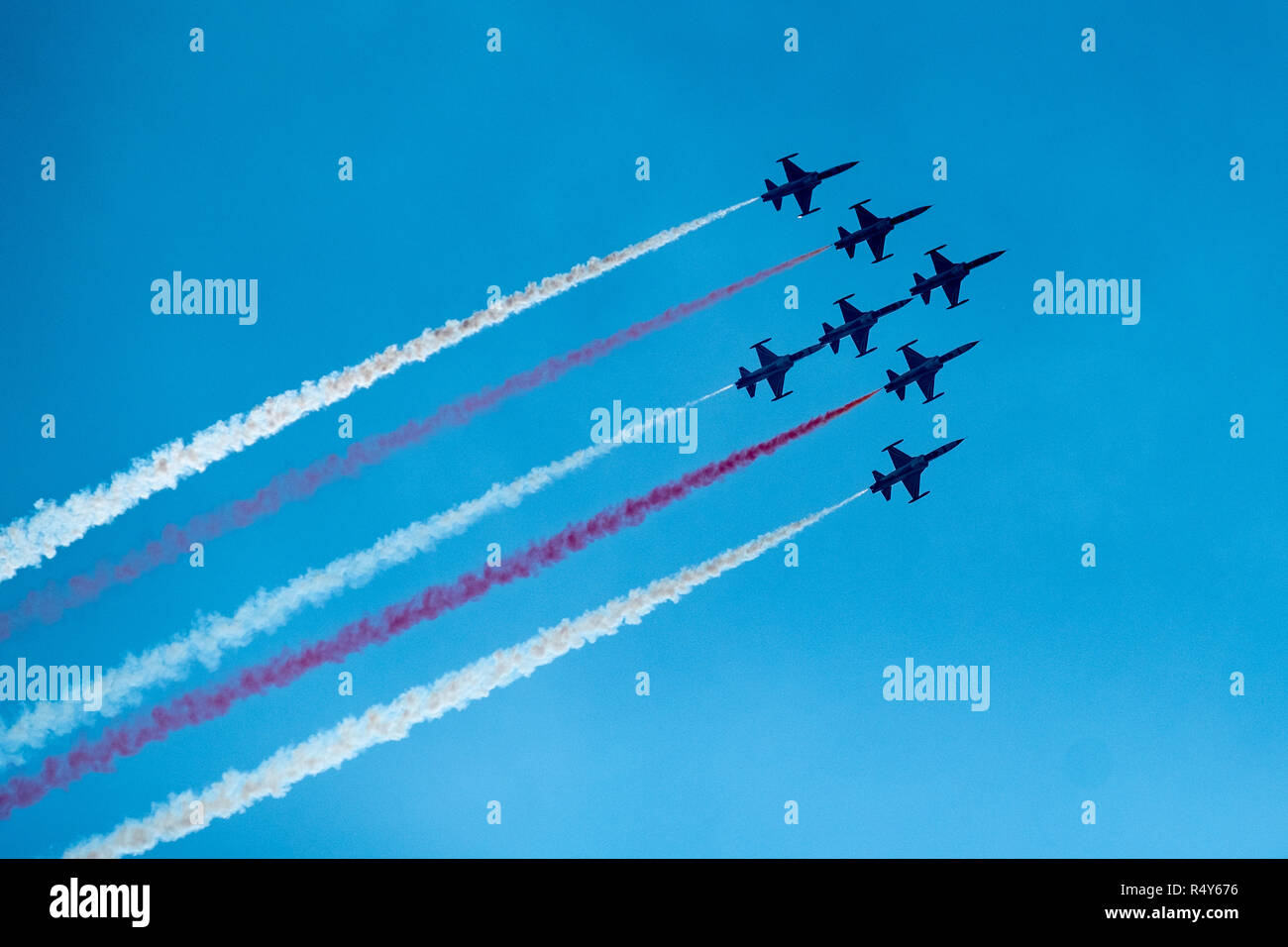 Bunte flugzeuge -Fotos und -Bildmaterial in hoher Auflösung – Alamy