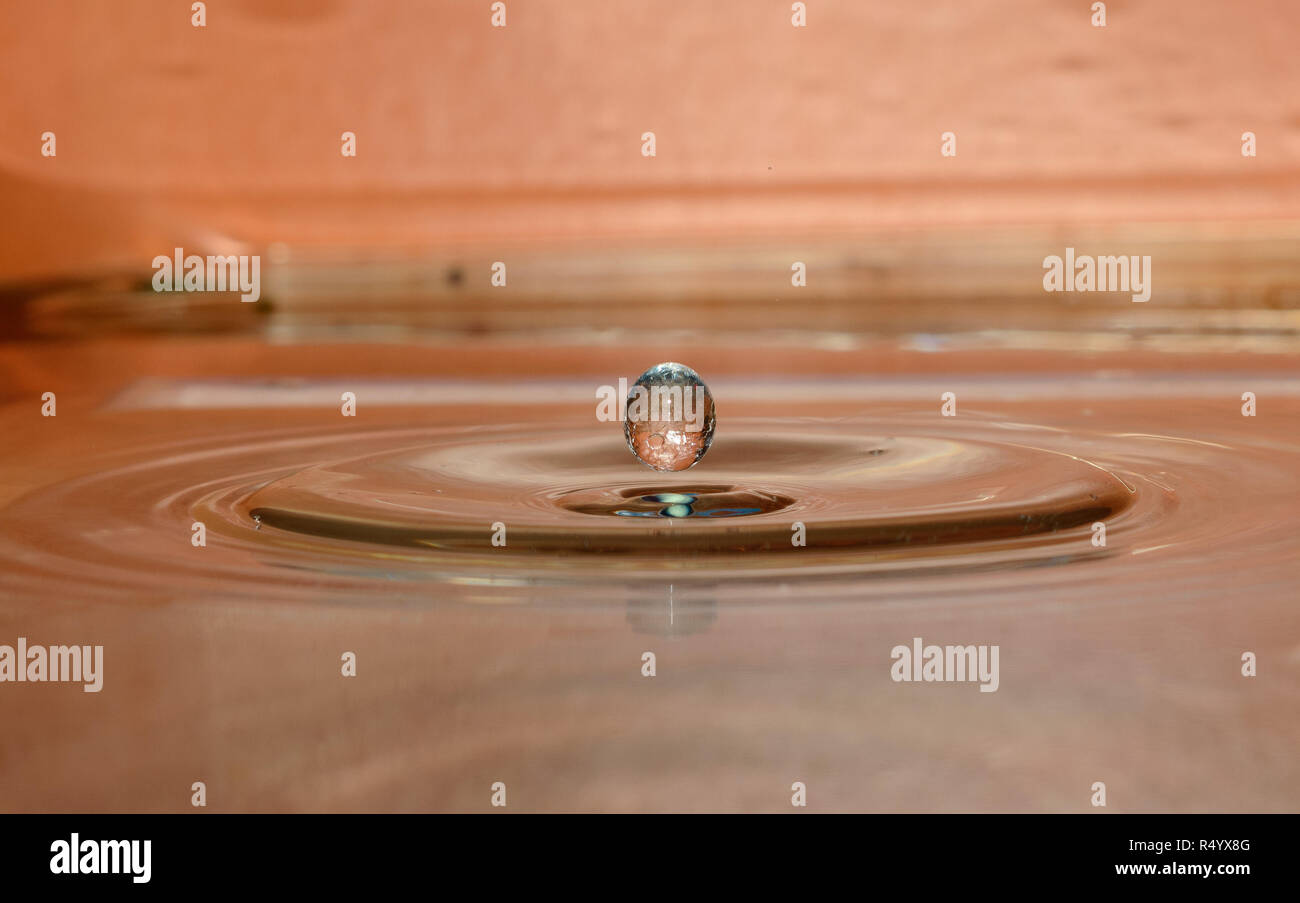 Small drop of water -Fotos und -Bildmaterial in hoher Auflösung – Alamy