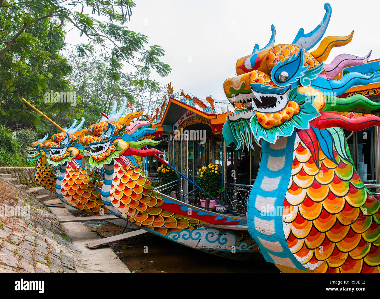 Perfume river tourist dragon boat -Fotos und -Bildmaterial in hoher ...