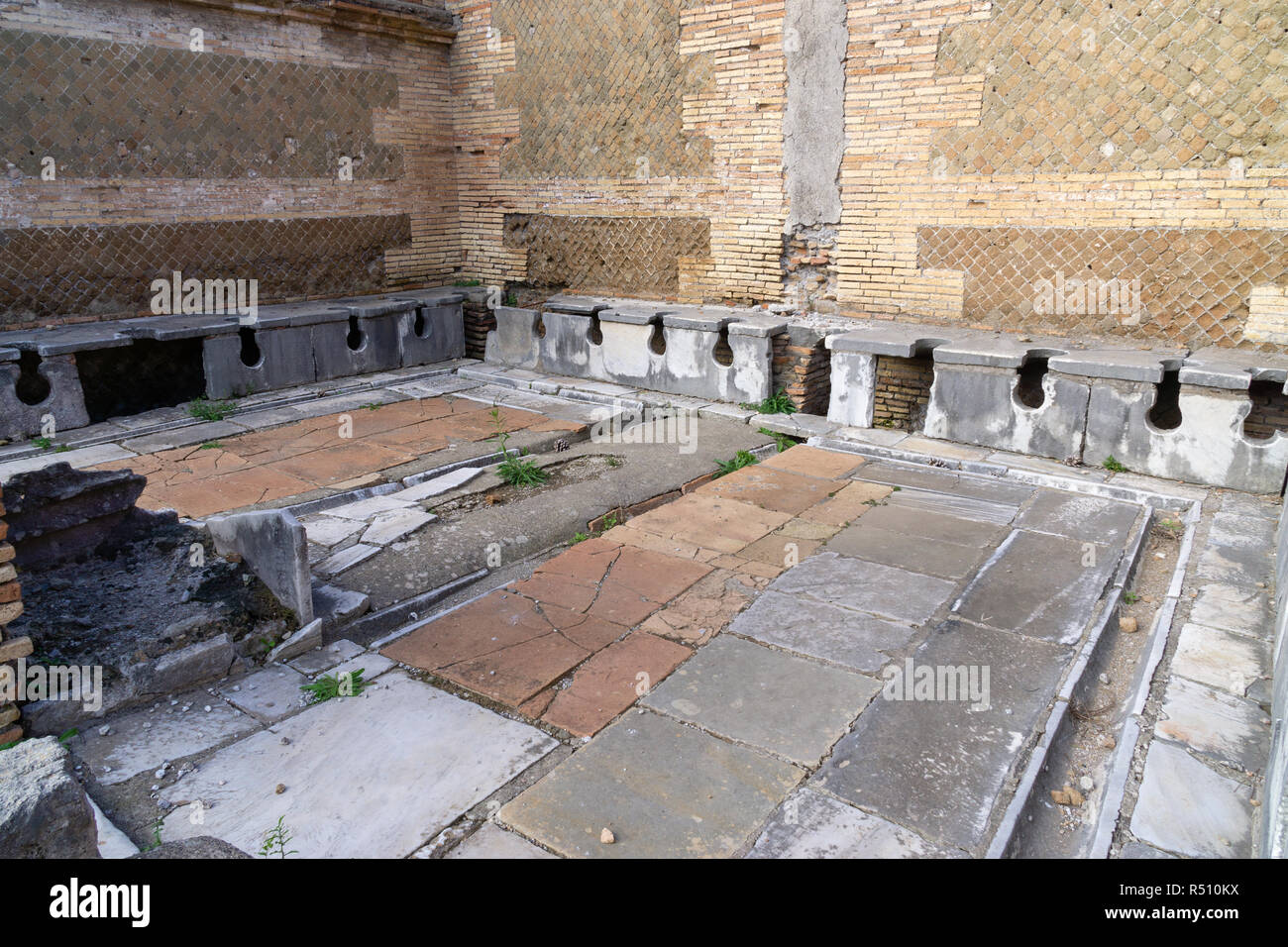 Ostia Antica in Rom, Italien. Römische öffentliche Latrine in die ...