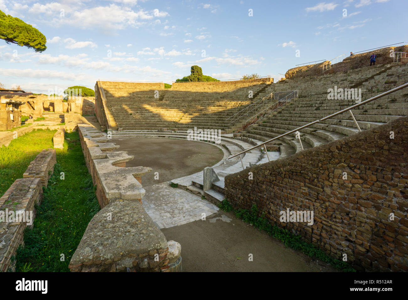 Römisches theater in ostia antica -Fotos und -Bildmaterial in hoher ...