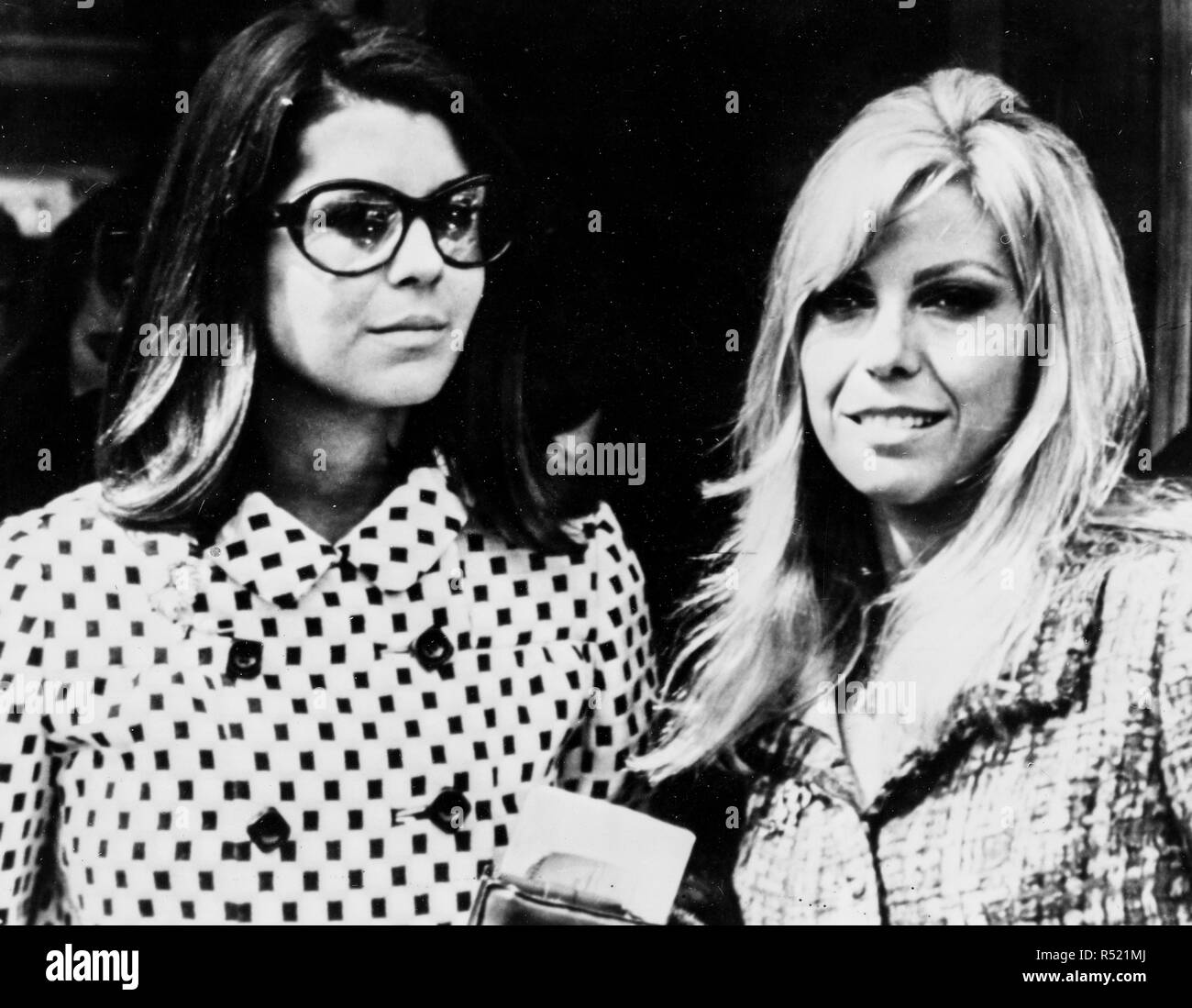 Nancy tina sinatra sinatra -Fotos und -Bildmaterial in hoher Auflösung ...