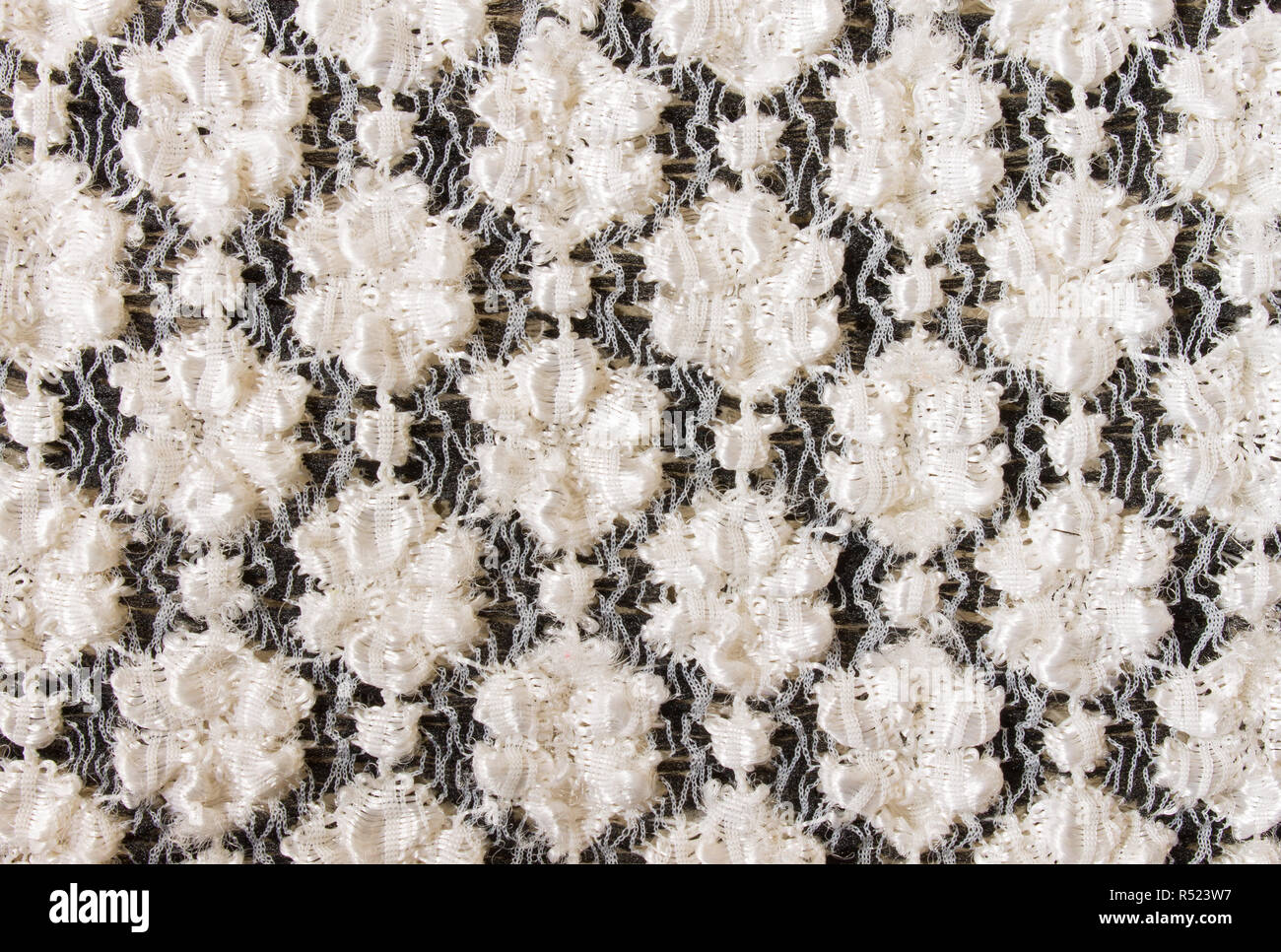 Weiße Blume Strickmuster auf schwarzem Stoff Textur Hintergrund ...