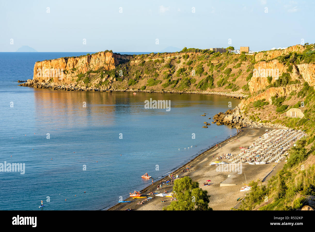 Einen wunderschönen Blick auf den Torre Conca Beach und Cape Rais Gerbi ...