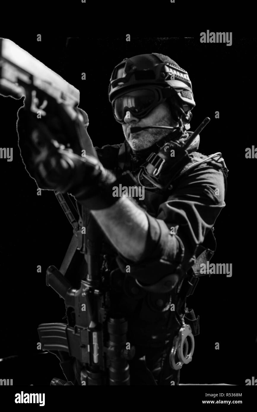 Schwarze swat team uniform Schwarzweiß-Stockfotos und -bilder - Alamy