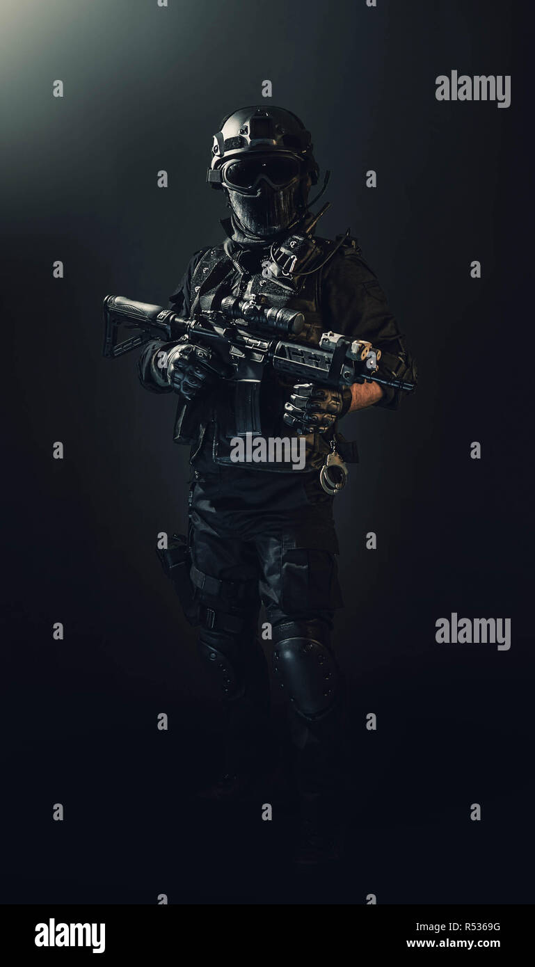 Schwarze polizei swat uniform -Fotos und -Bildmaterial in hoher ...