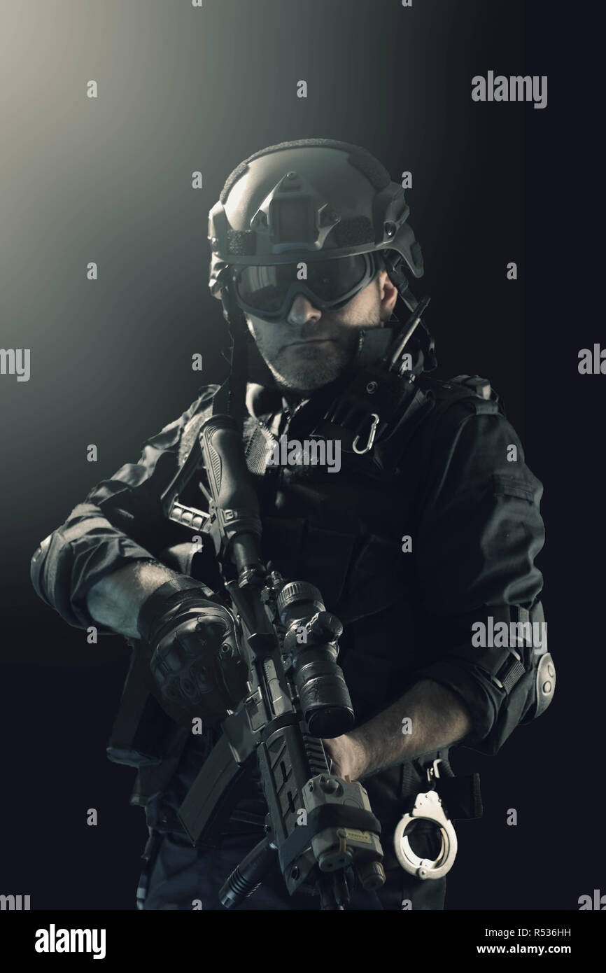 Schwarze polizei swat uniform -Fotos und -Bildmaterial in hoher ...