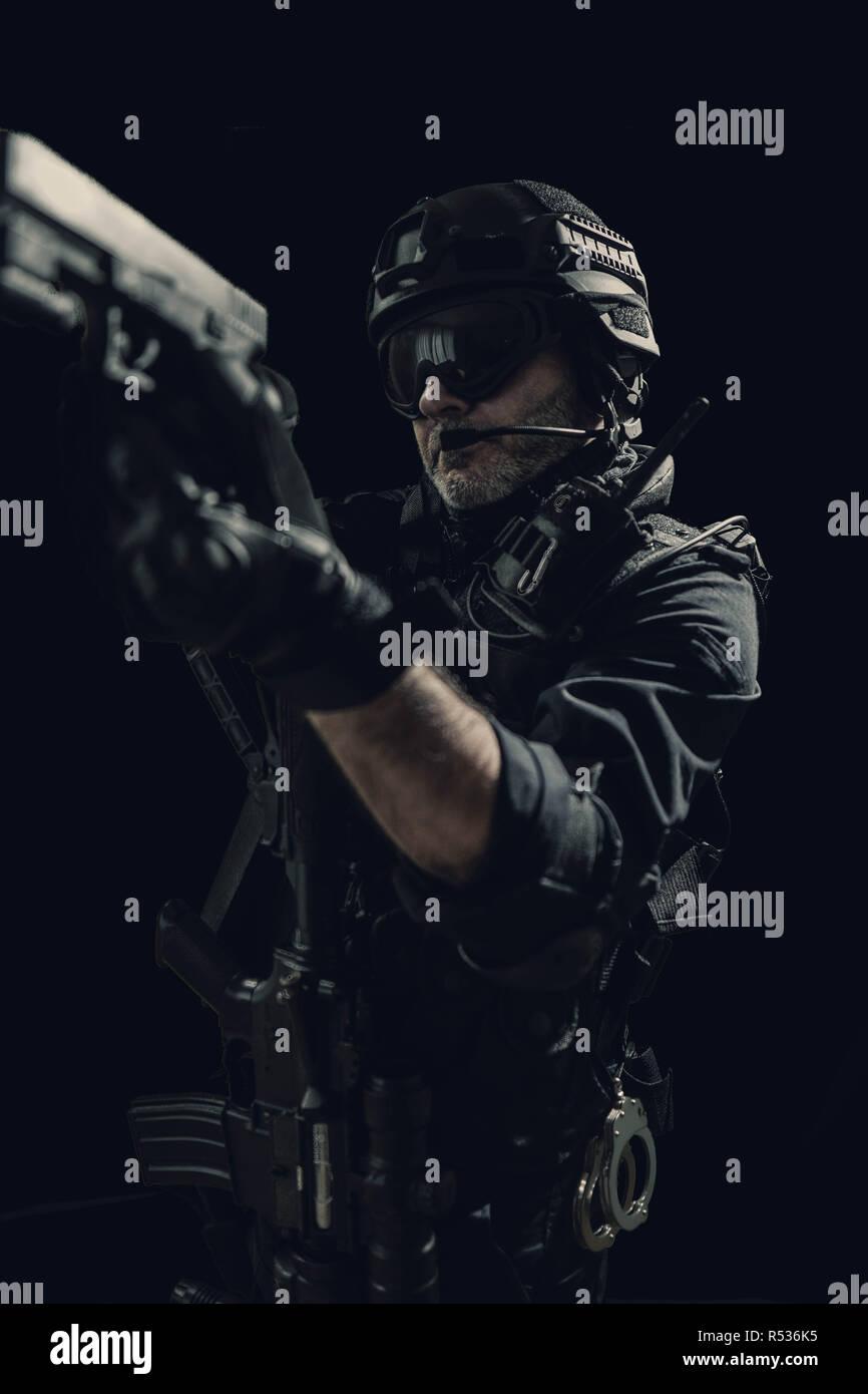 Schwarze polizei swat uniform -Fotos und -Bildmaterial in hoher ...