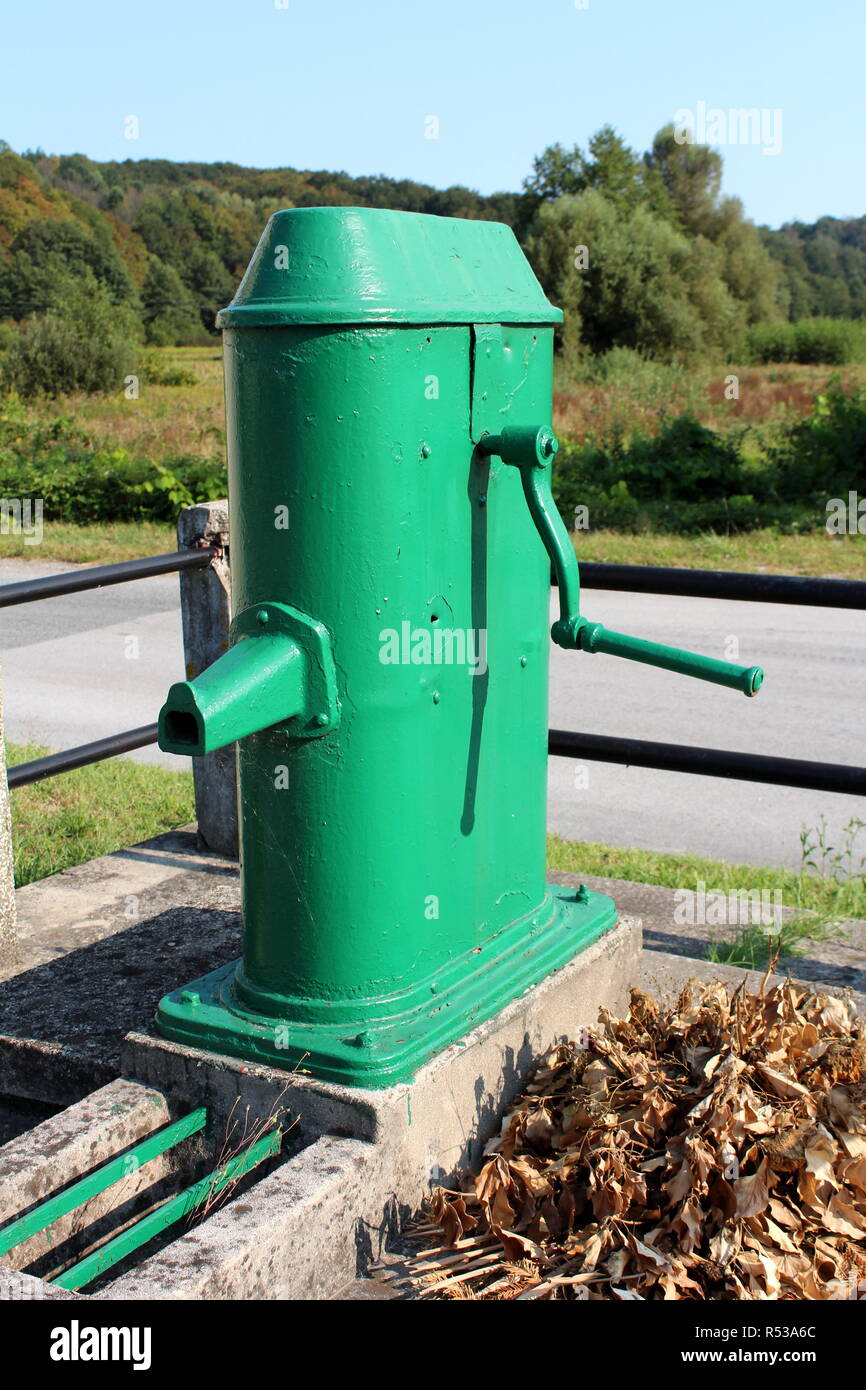 Alte standpumpe -Fotos und -Bildmaterial in hoher Auflösung – Alamy