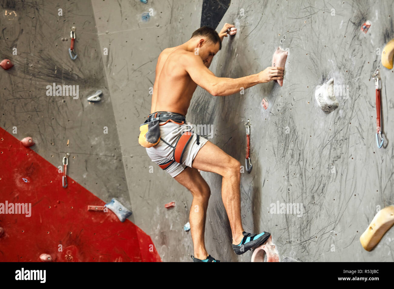 Junge auf indoor kletterwand Stockfotos und -bilder Kaufen - Alamy