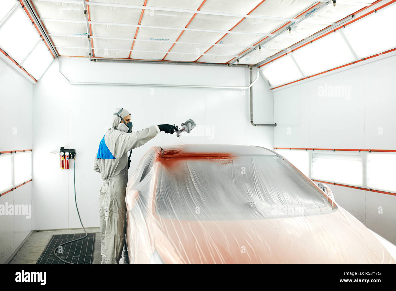 Auto Maler in Arbeitsschutzausrüstungen und Beatmungsgerät Lackierung ...