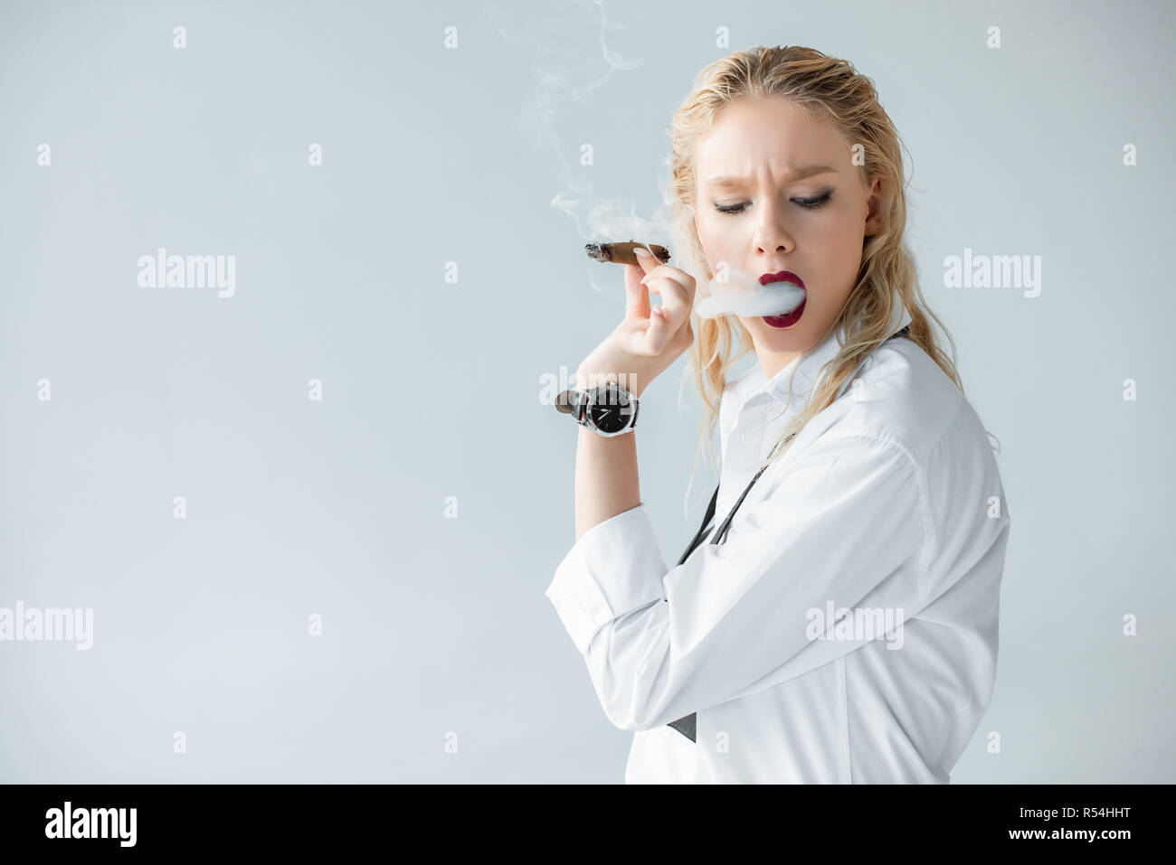 Blondes mädchen rauchen -Fotos und -Bildmaterial in hoher Auflösung – Alamy