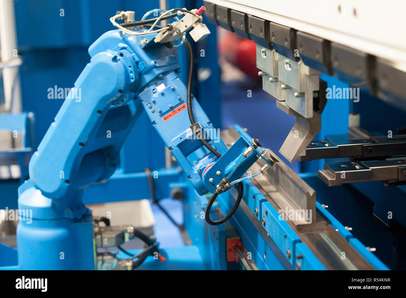 Robotic arm pick and place automation -Fotos und -Bildmaterial in hoher ...