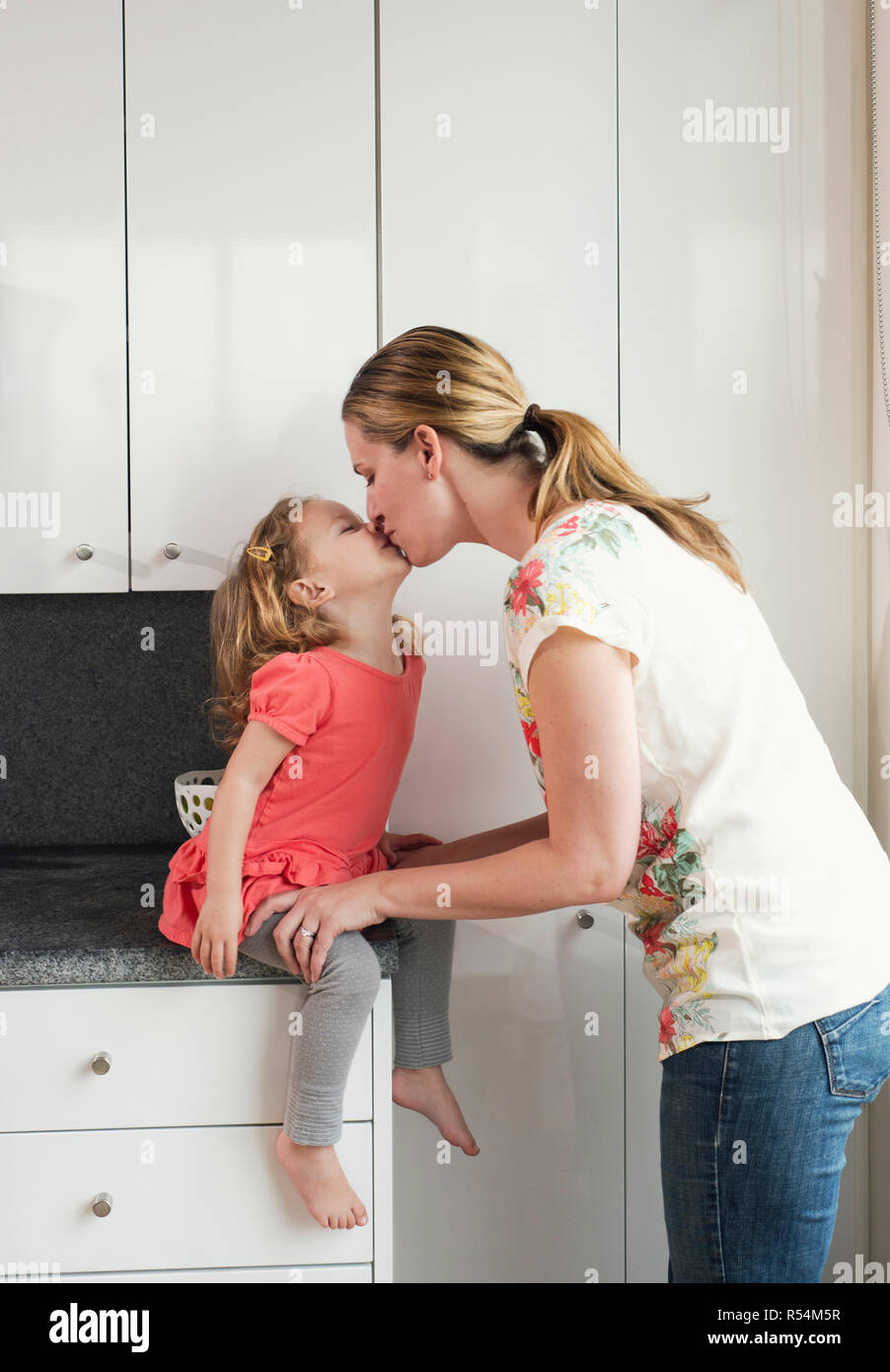 Mutter tochter bonding -Fotos und -Bildmaterial in hoher Auflösung – Alamy
