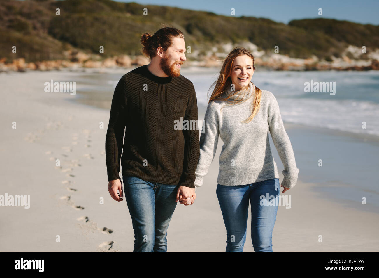 Mann und frau zusammen am strand -Fotos und -Bildmaterial in hoher ...