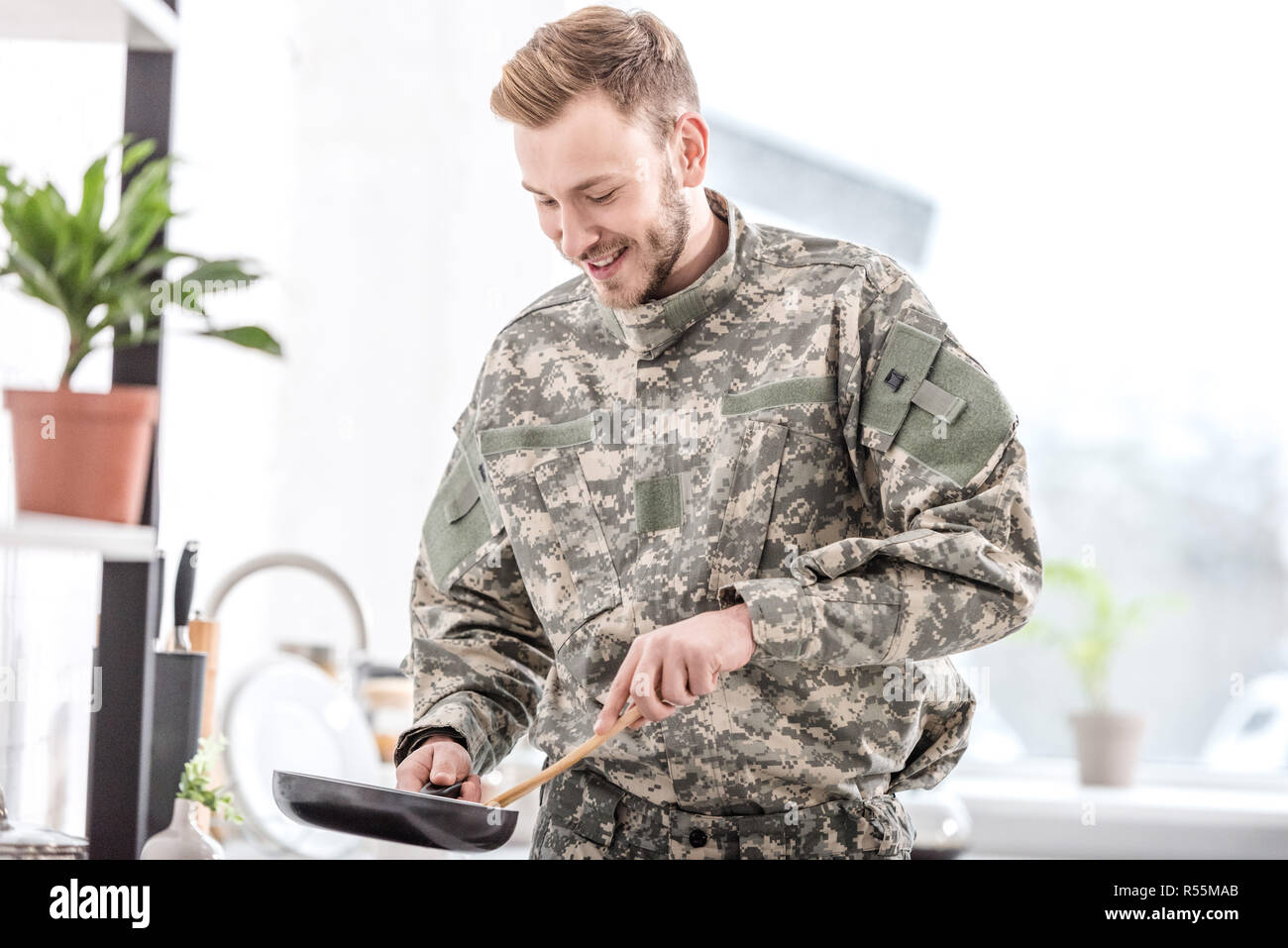 Army soldiers cook military -Fotos und -Bildmaterial in hoher Auflösung ...