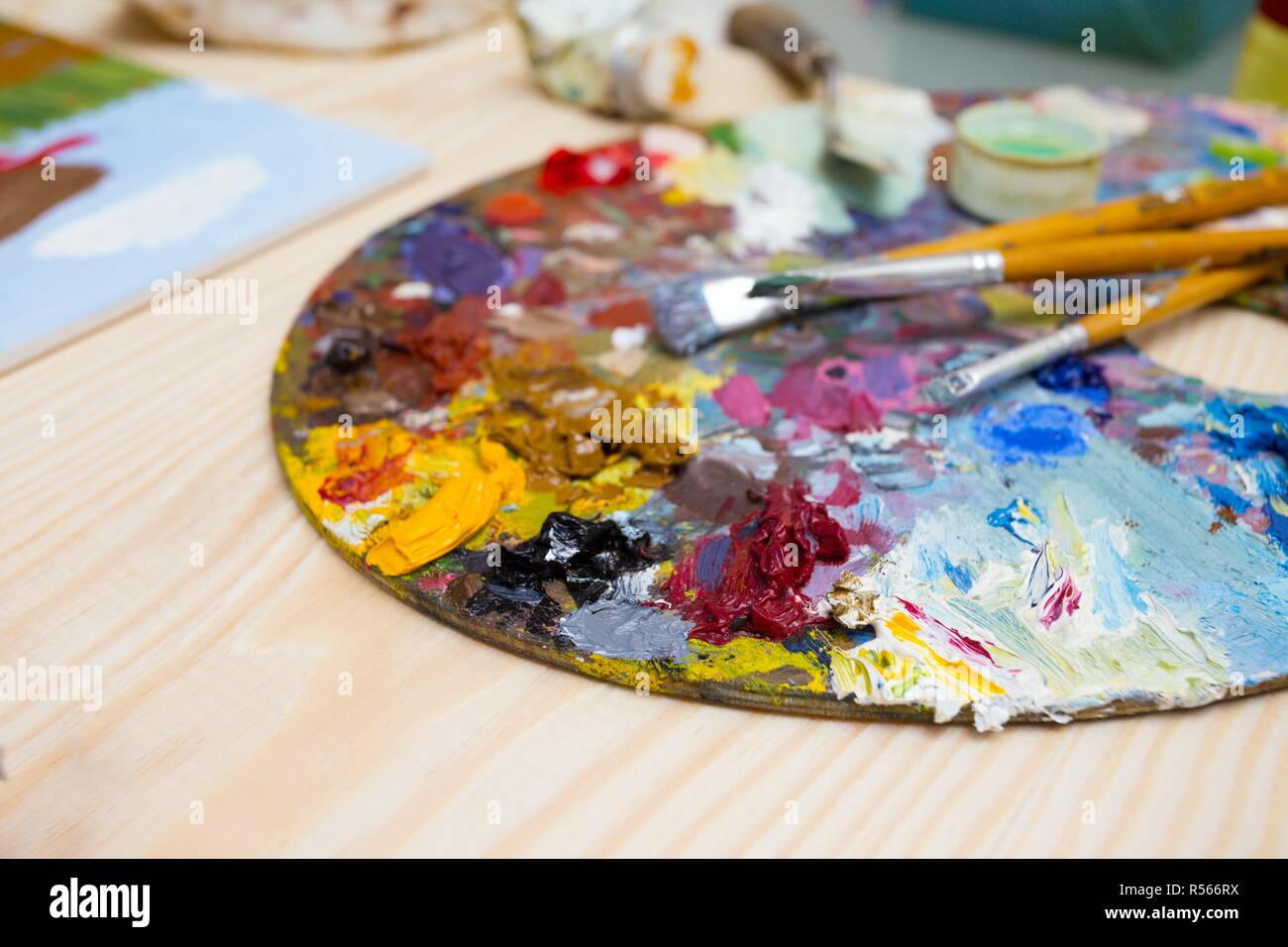 Farben, Pinsel, Palette liegen auf einem Holztisch Stockfotografie - Alamy