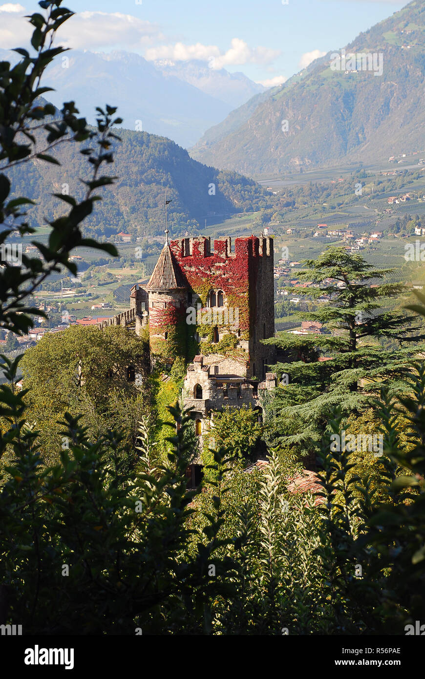 Brunnenburg Castle in Tirol, Südtirol, Italien. Brunnenburg Castle hat ...