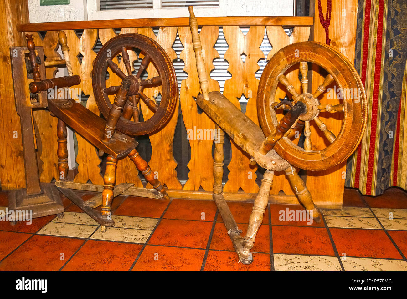 Altes spinnrad -Fotos und -Bildmaterial in hoher Auflösung – Alamy