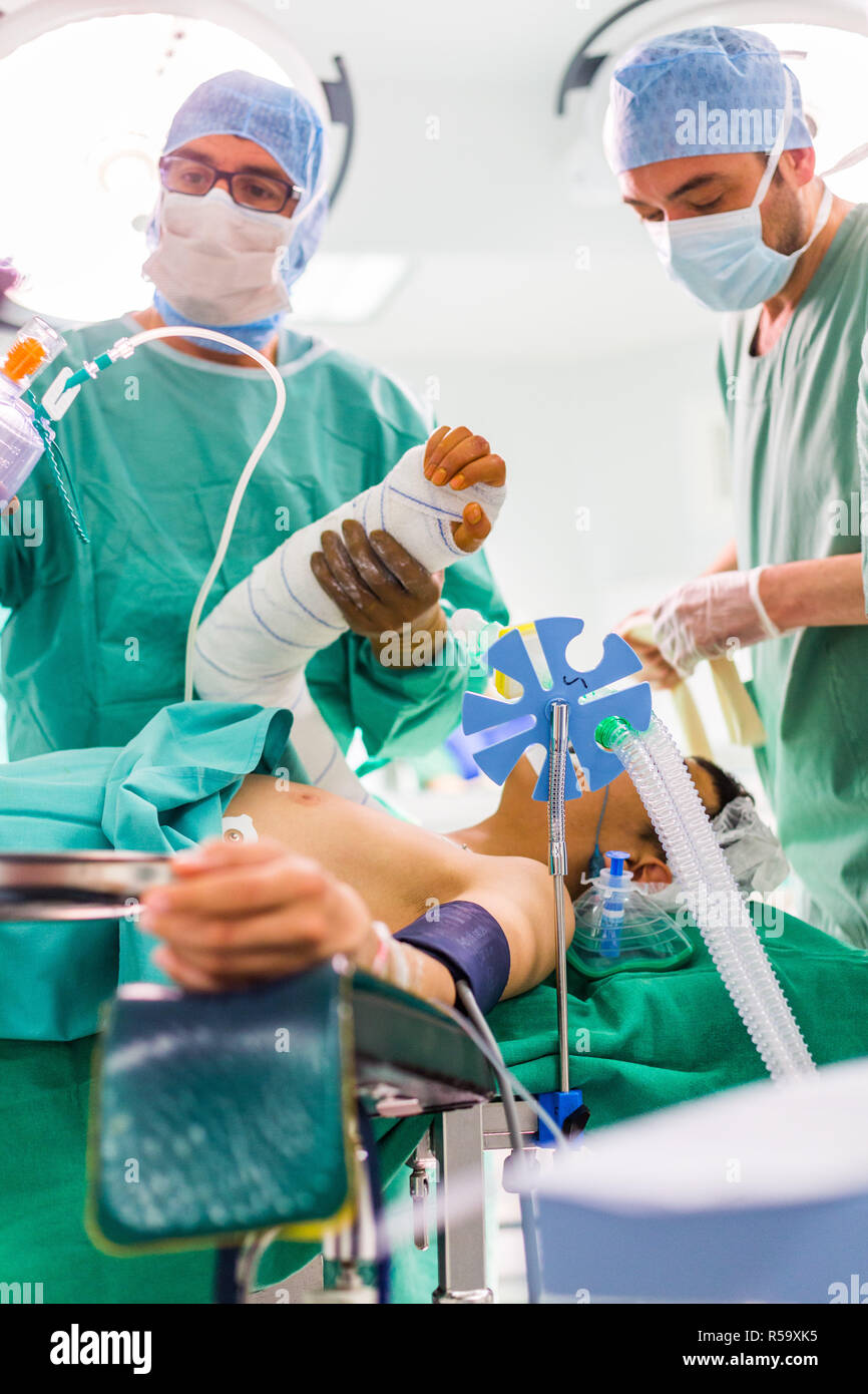 Offene reposition und osteosynthese -Fotos und -Bildmaterial in hoher ...